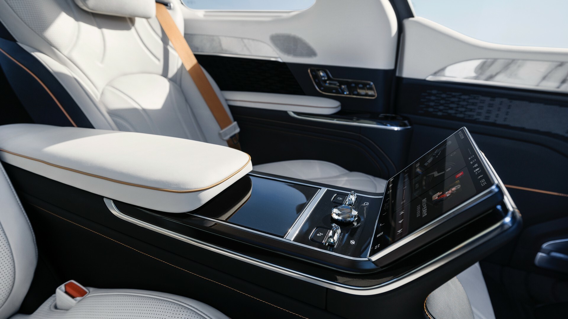 Zeekr 009 Grand Is A Minivan Palace That Does 0-62 In 3.9 Seconds ...