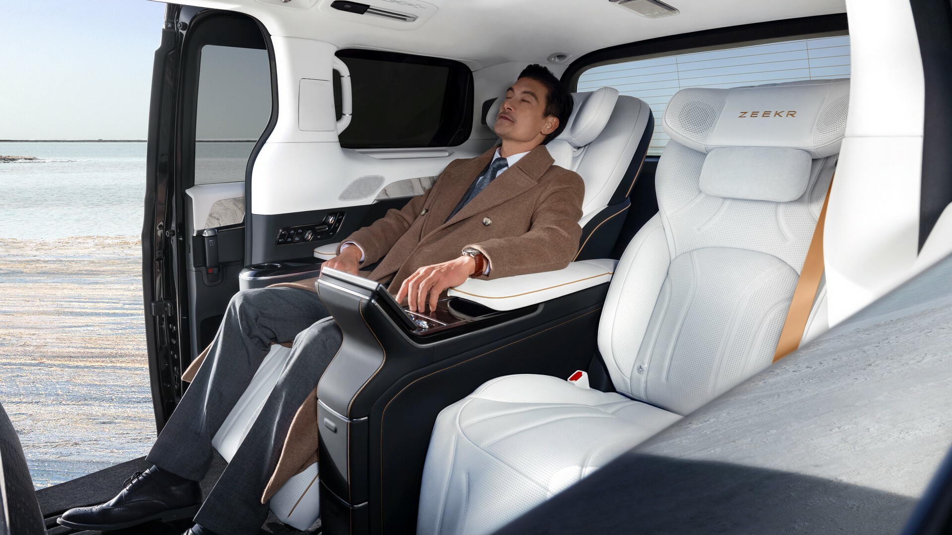 Zeekr 009 Grand Is A Minivan Palace That Does 0-62 In 3.9 Seconds ...