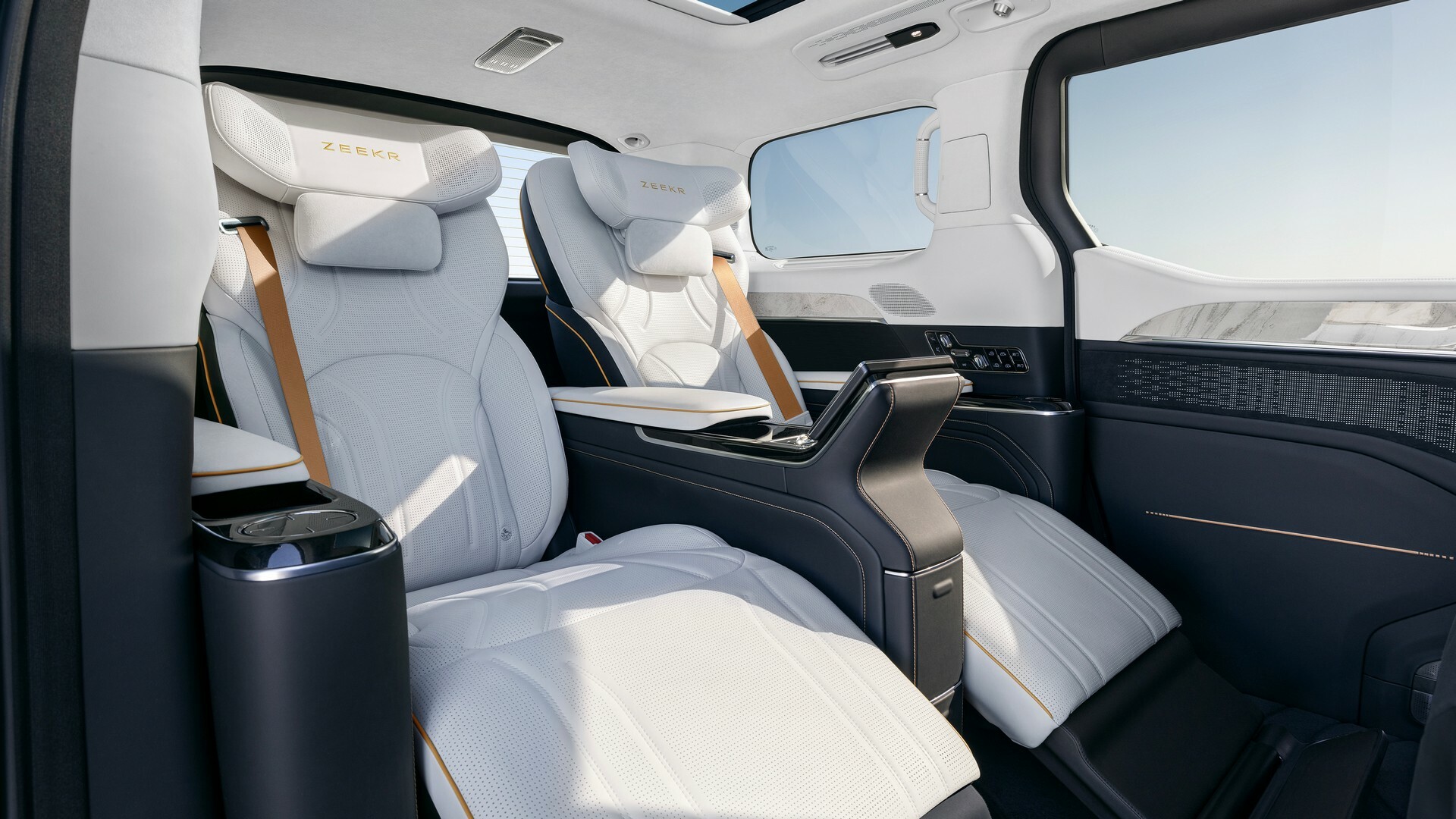 Zeekr 009 Grand Is A Minivan Palace That Does 0-62 In 3.9 Seconds ...