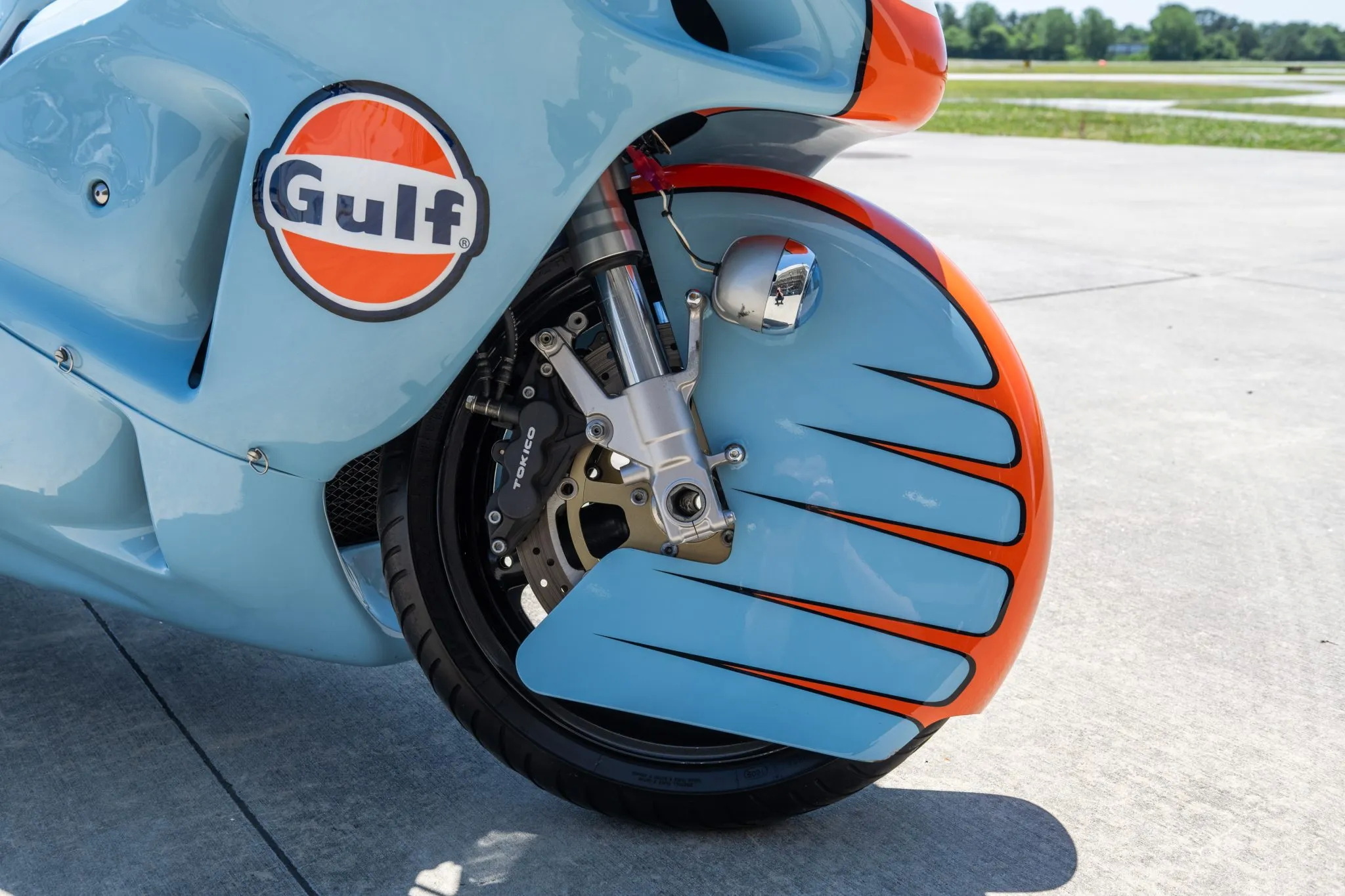 Suzuki GSX 1300R Hayabusa With Gulf Livery Looks Fast Standing Still ...