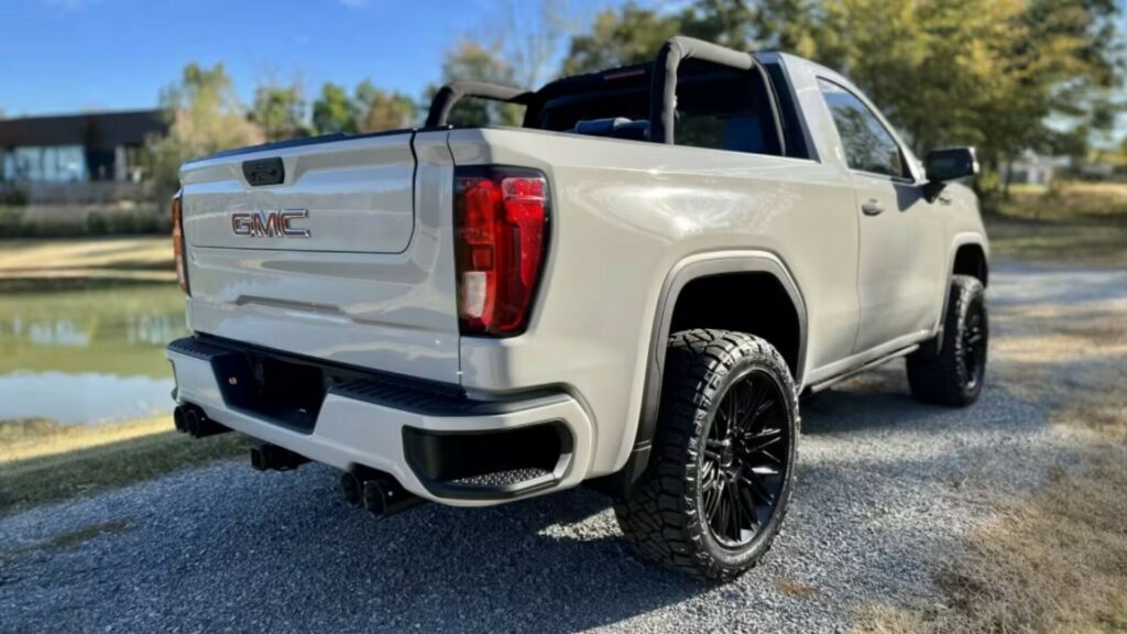 Modern-Day GMC Jimmy Looks Awesome And Is Going Up For Auction | Carscoops