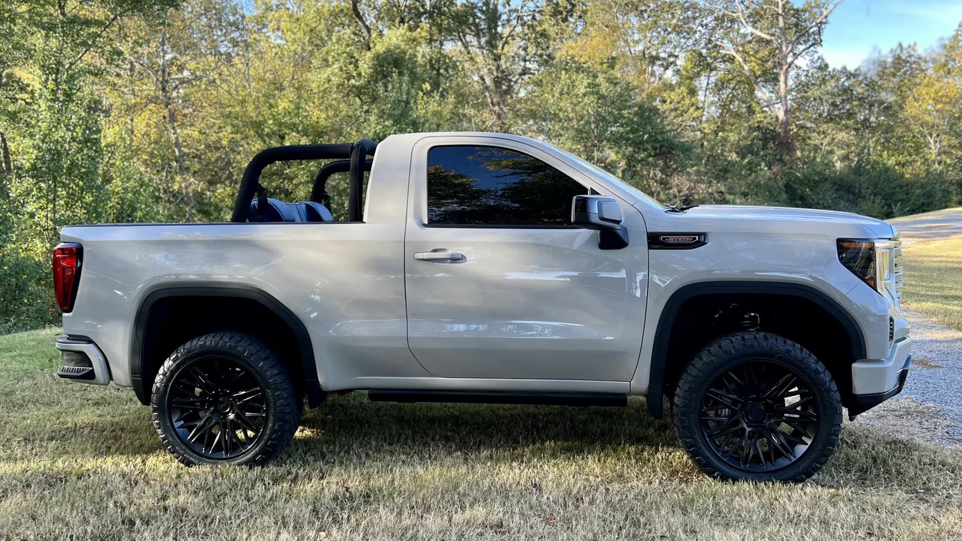 Modern-Day GMC Jimmy Looks Awesome And Is Going Up For Auction | Carscoops