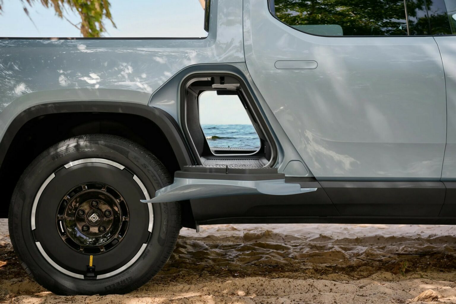 2025 Rivian R1S And R1T Combine Tired Looks With New Tech And More ...