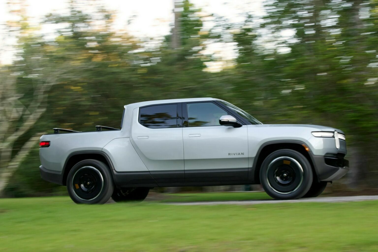 2025 Rivian R1S And R1T Combine Tired Looks With New Tech And More ...