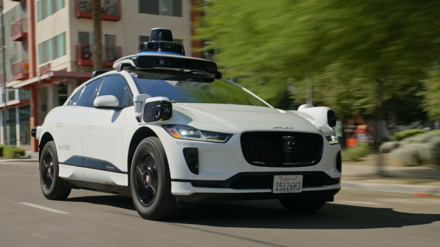 Phoenix Cop Hilariously Pulls Over Driverless Waymo Going Wrong Way ...