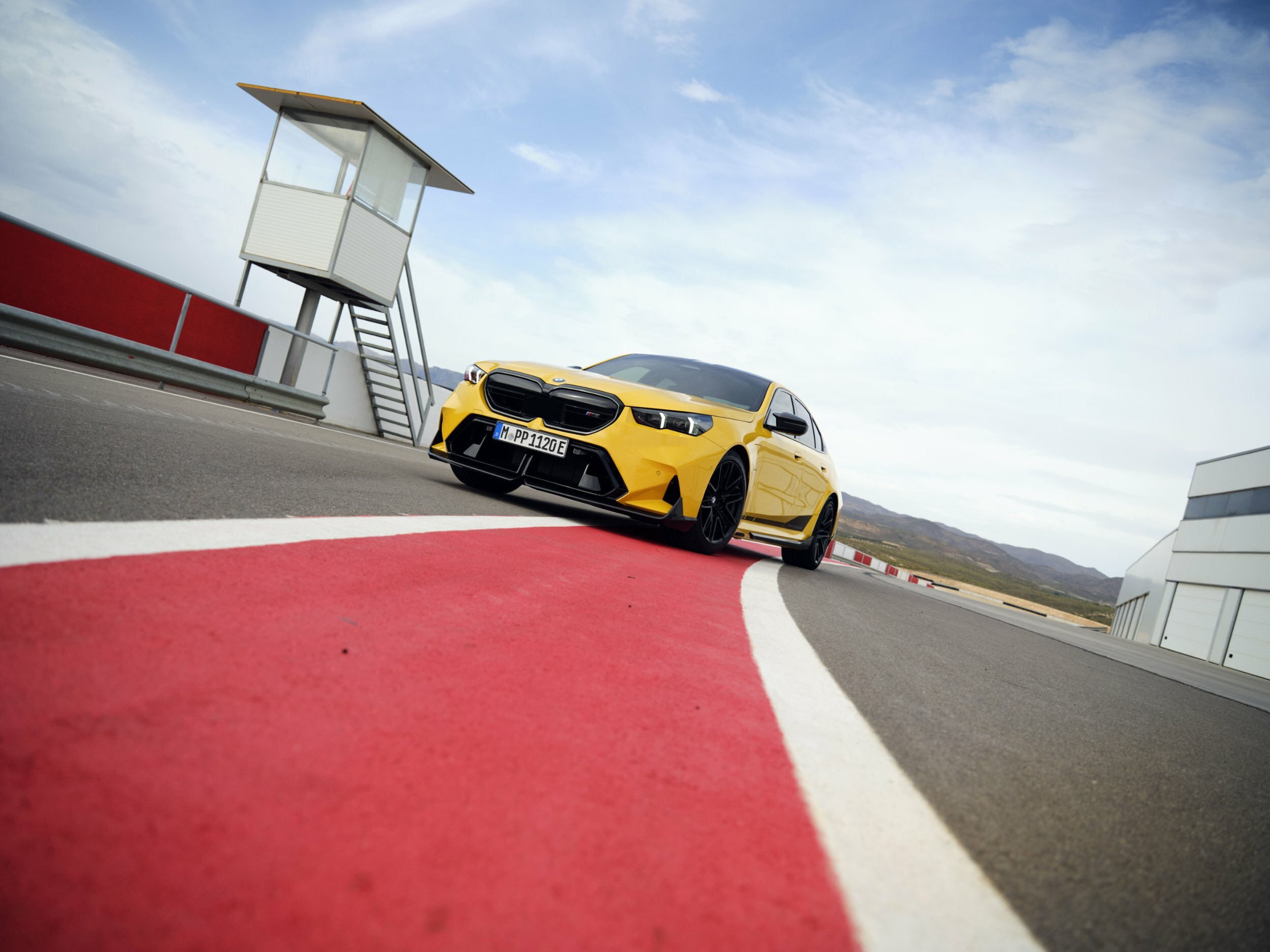 2025 BMW M5 Gains An Extra Dose Of Carbon With Optional M Performance ...