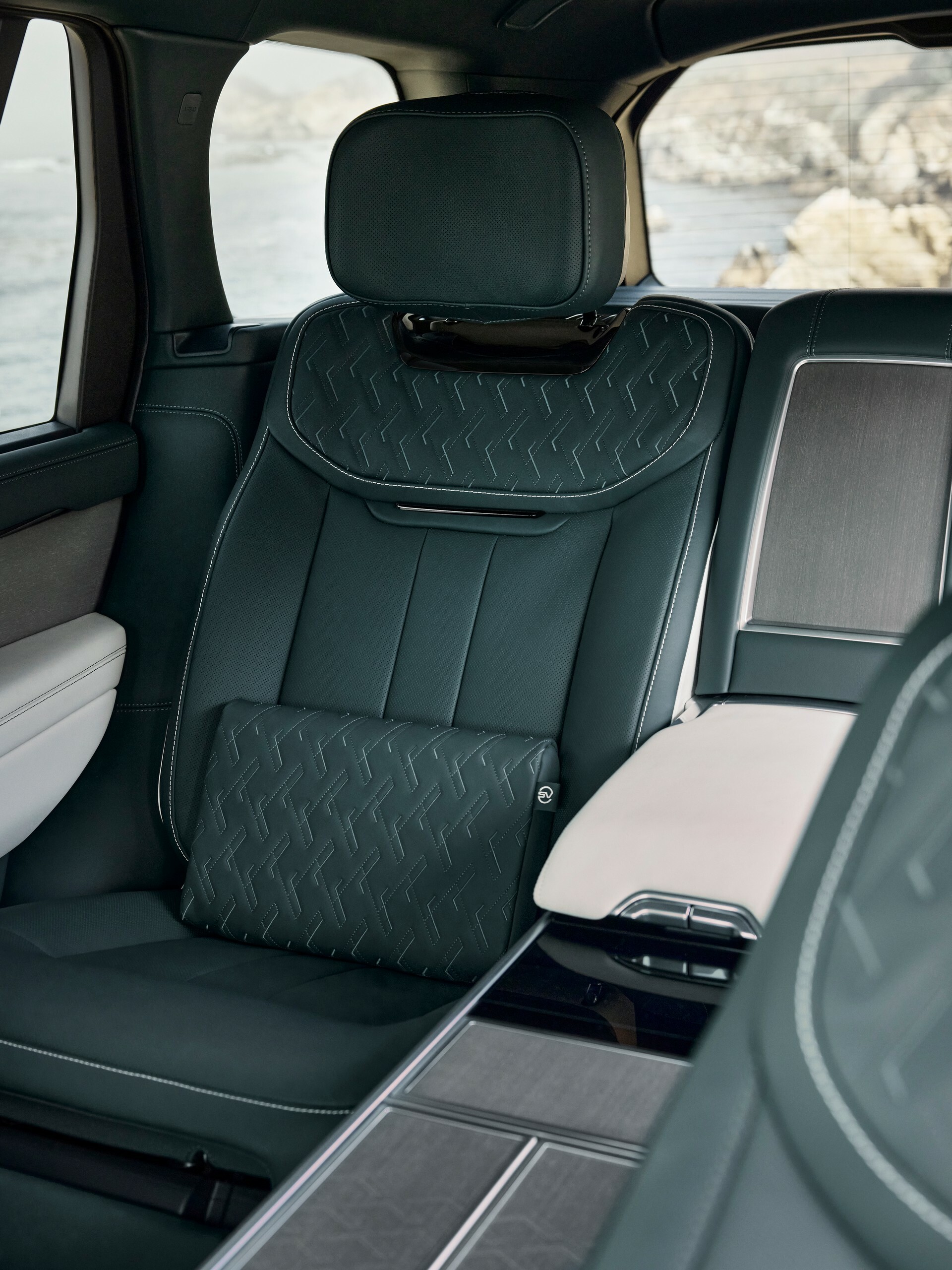 Range Rover’s $370,000 SV Carmel Edition Features 24k Gold Accents And ...