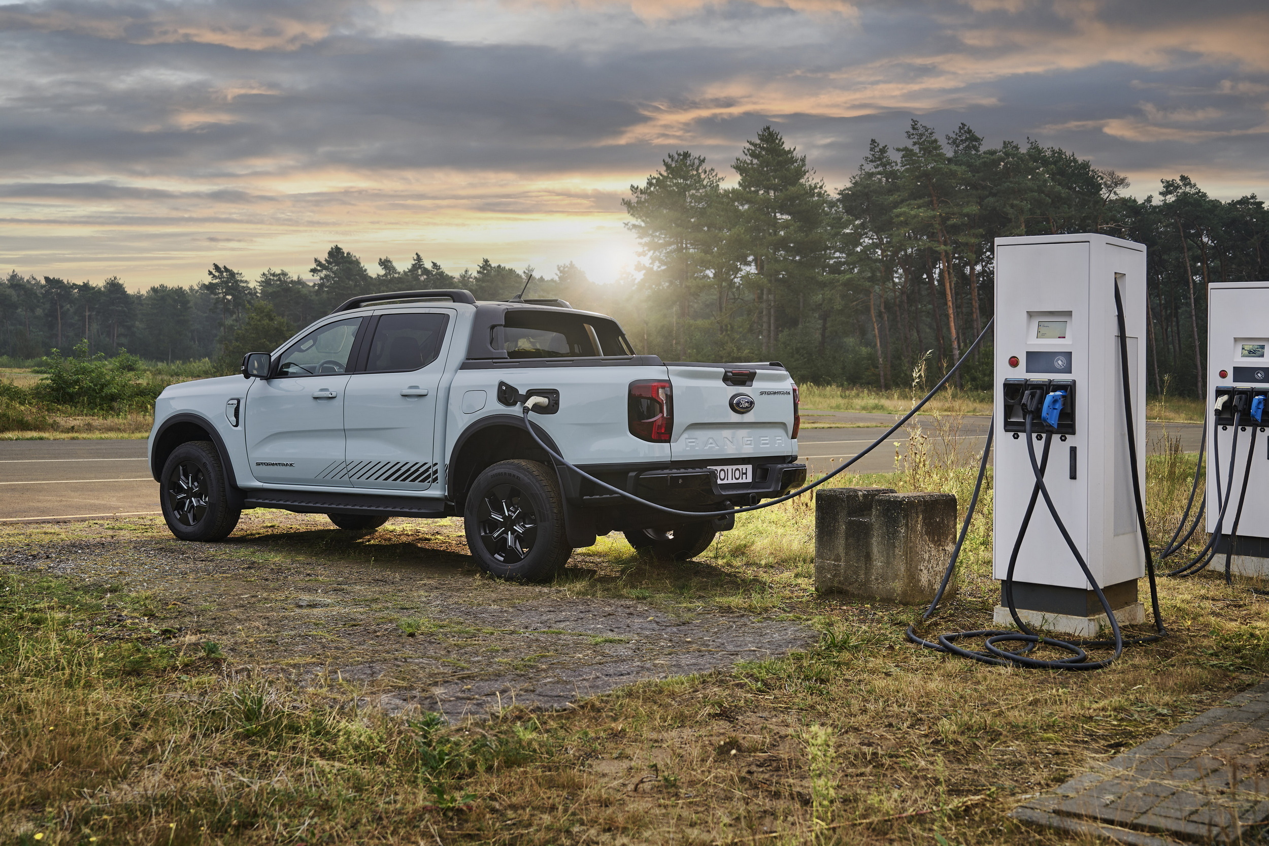 2025 Ford Ranger PHEV Debuts With 275 HP And A 28-Mile EV Range | Carscoops