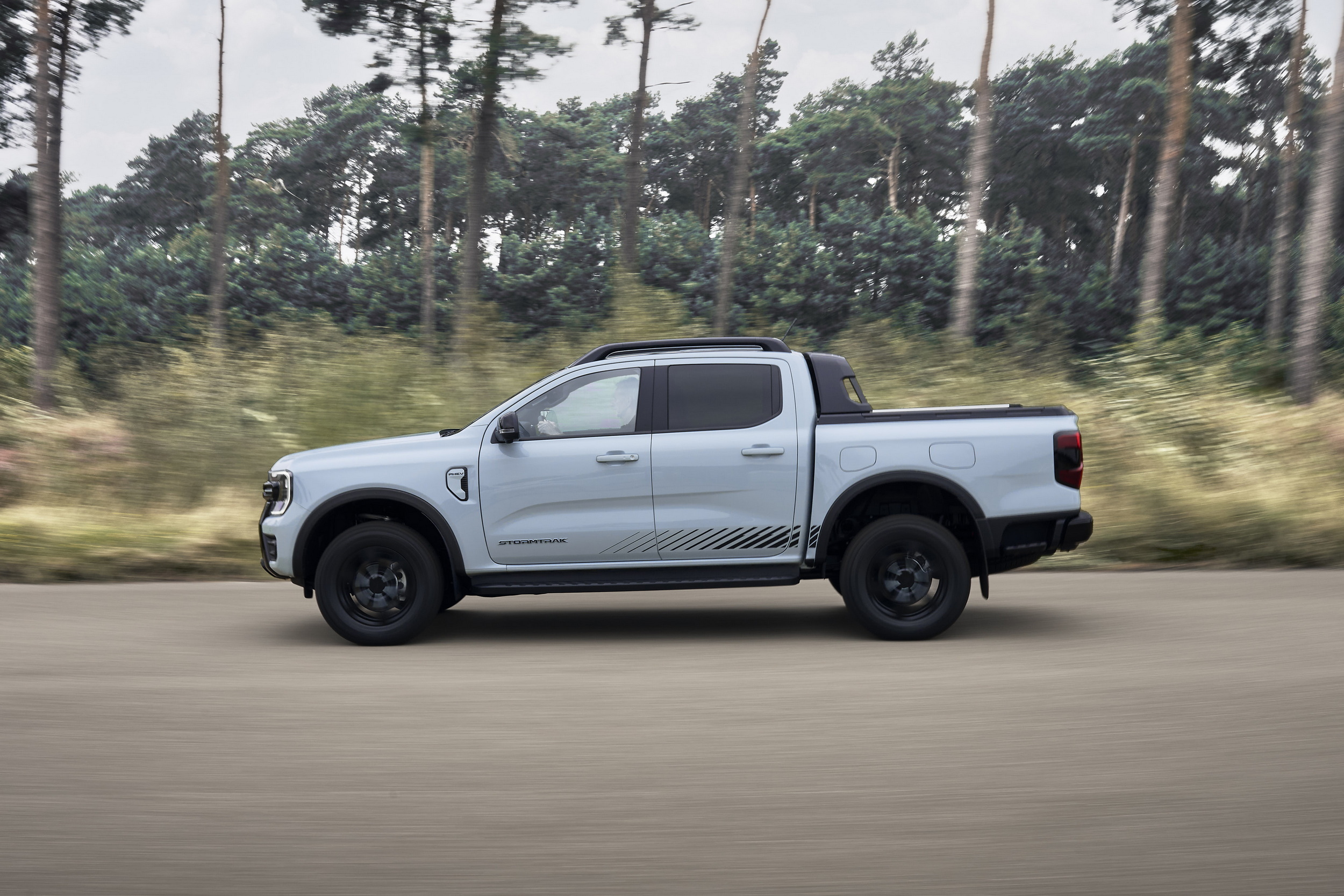 2025 Ford Ranger PHEV Debuts With 275 HP And A 28-Mile EV Range | Carscoops