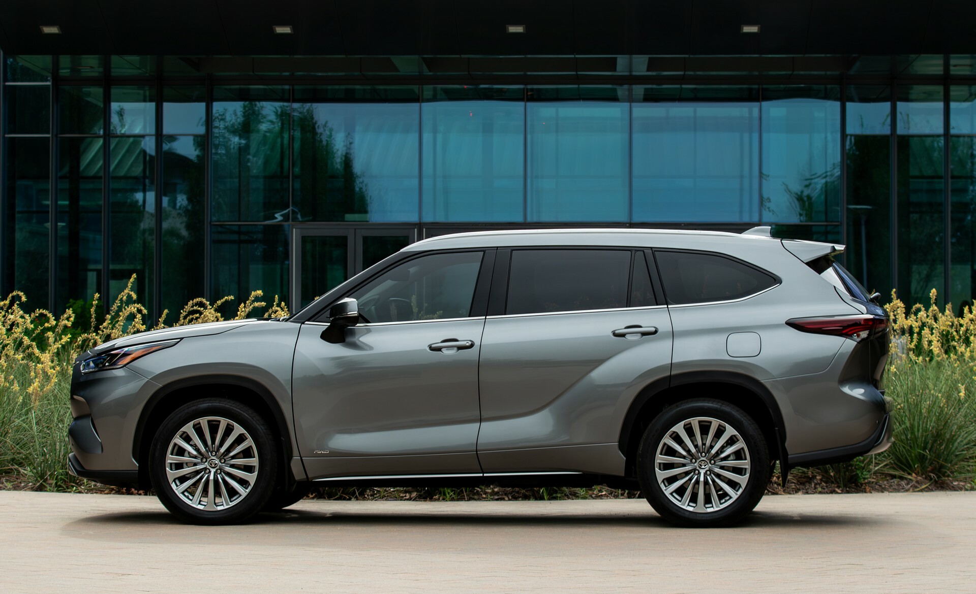 2025 Toyota Highlander Gets Minor Updates And A New Special Edition ...