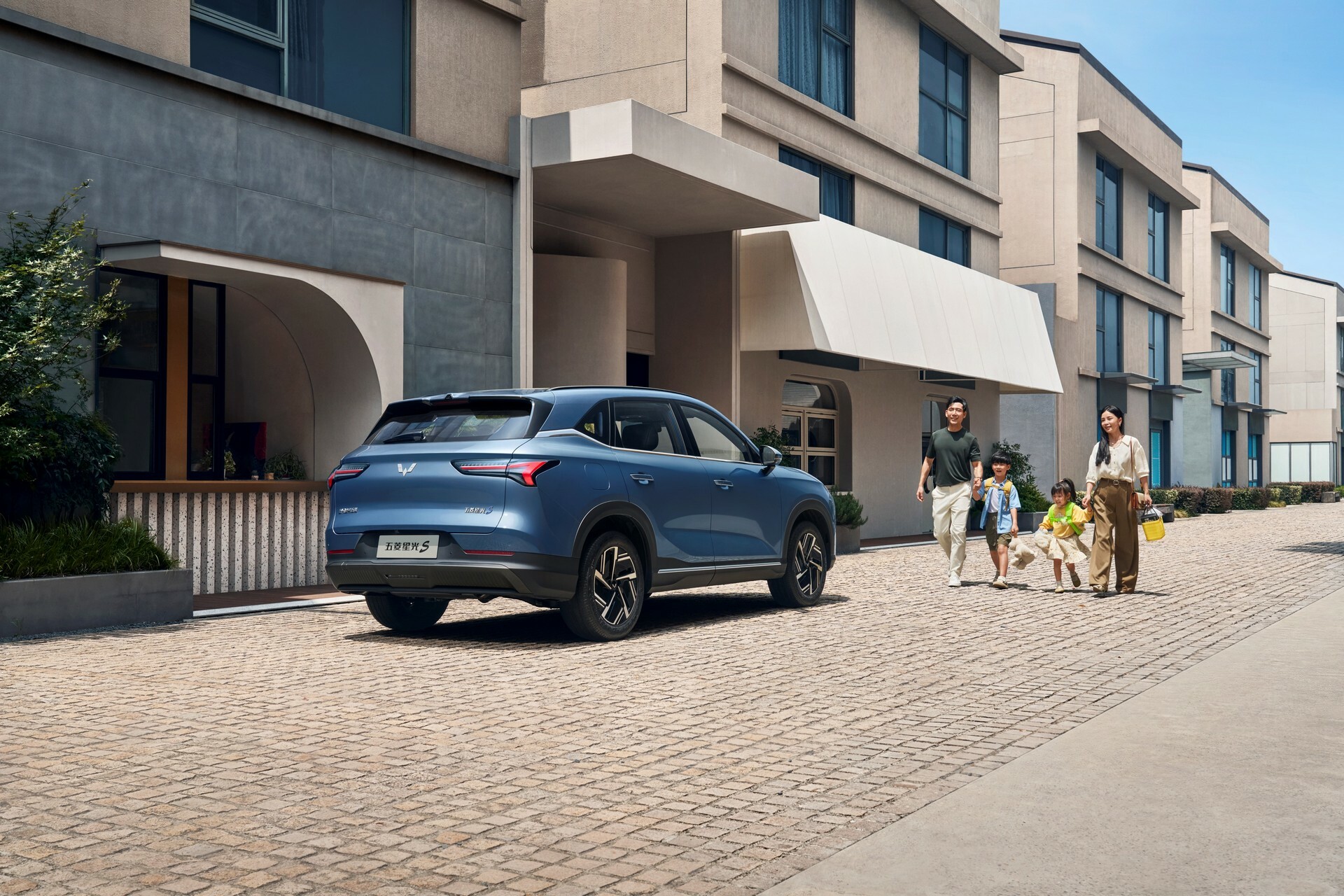 GM’s Wuling Unveils Starlight S Crossover With Plug-In Hybrid And ...