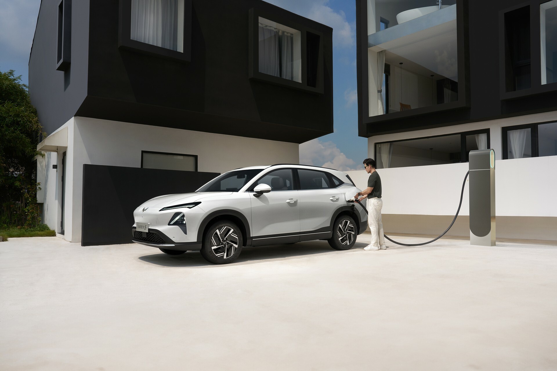 GM’s Wuling Unveils Starlight S Crossover With Plug-In Hybrid And ...