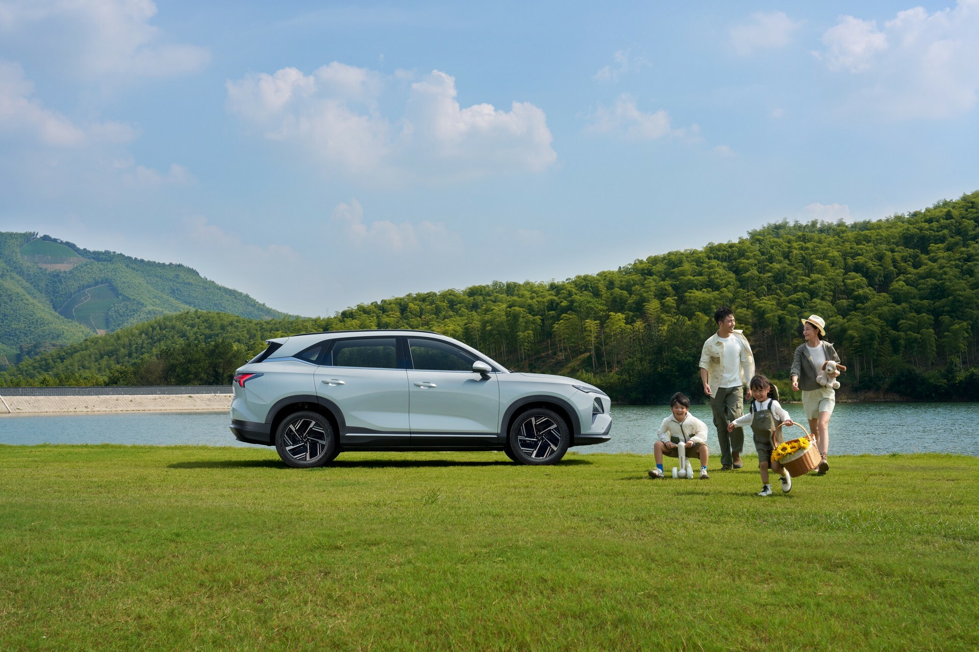 GM’s Wuling Unveils Starlight S Crossover With Plug-In Hybrid And ...