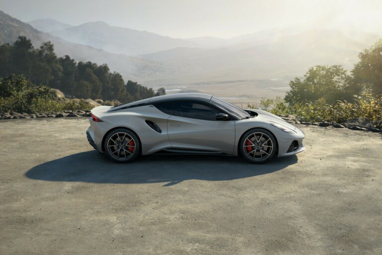 2025 Lotus Emira Turbo SE Lands With 400 HP Four-Pot From AMG | Carscoops