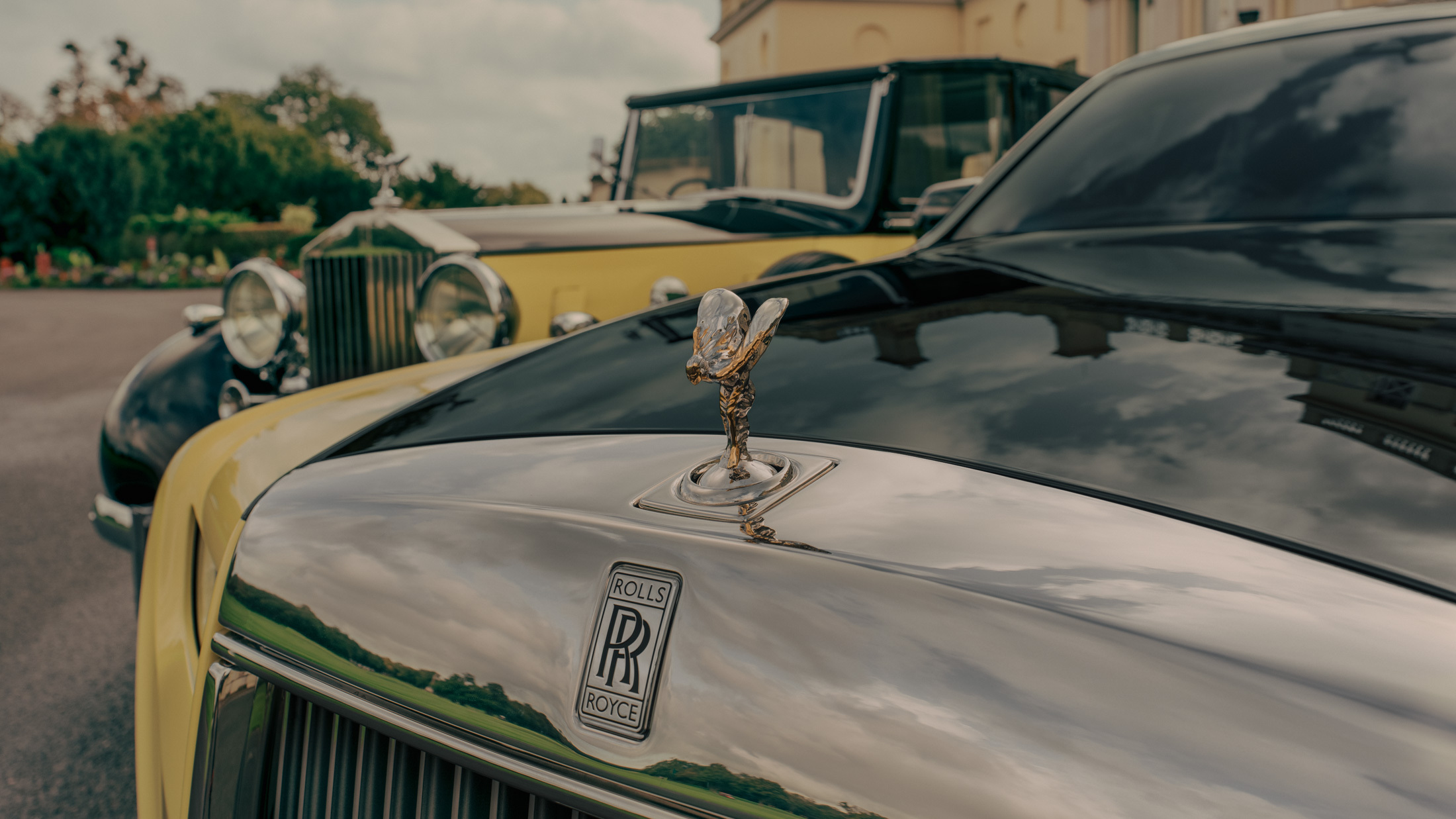 One-Off Rolls Royce ‘Goldfinger’ Phantom Has A Real Car-Shaped Gold Bar ...