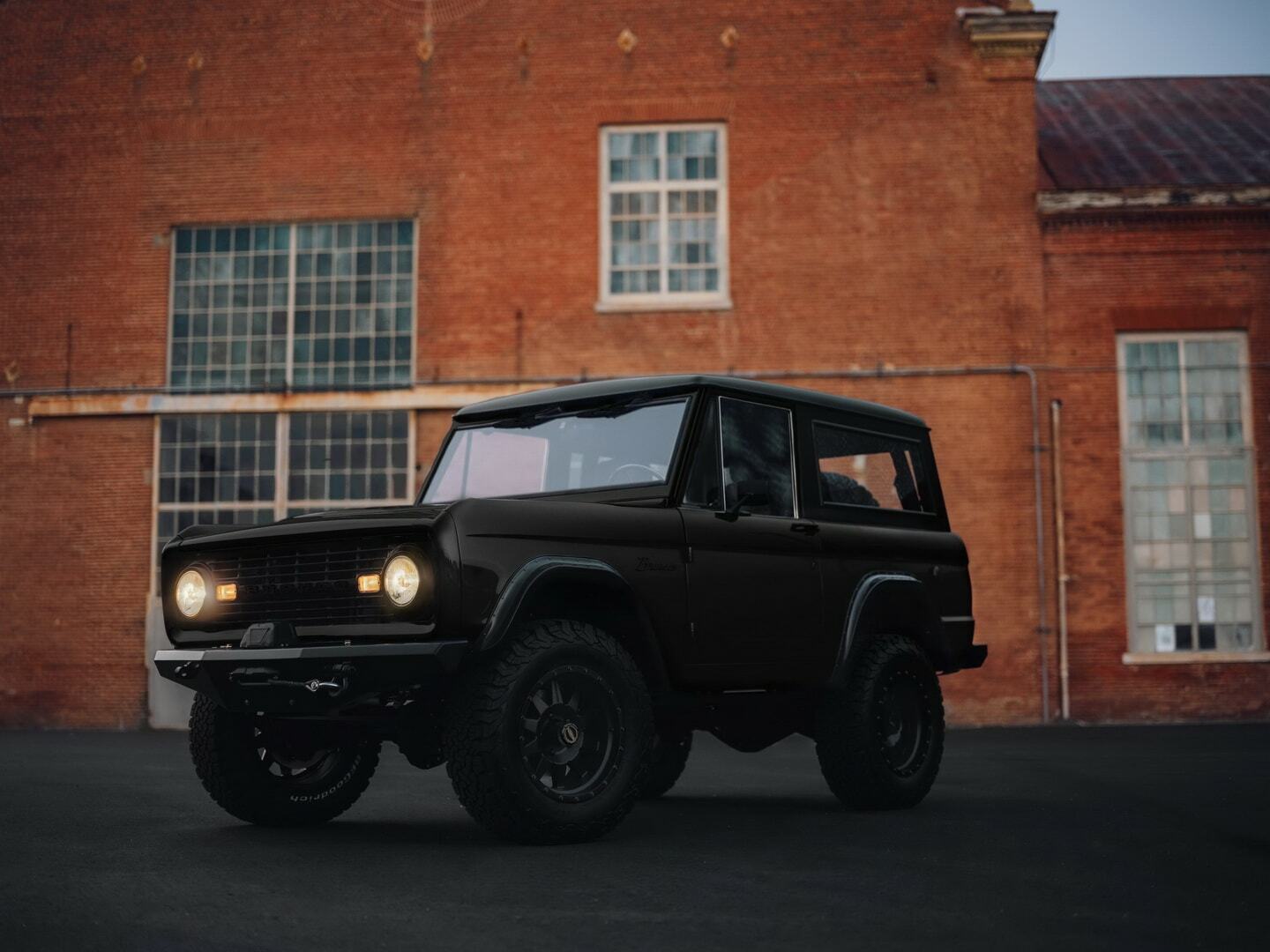 Kindred Motorworks’ Latest Bronco Restomod Is An All-Black Beast ...