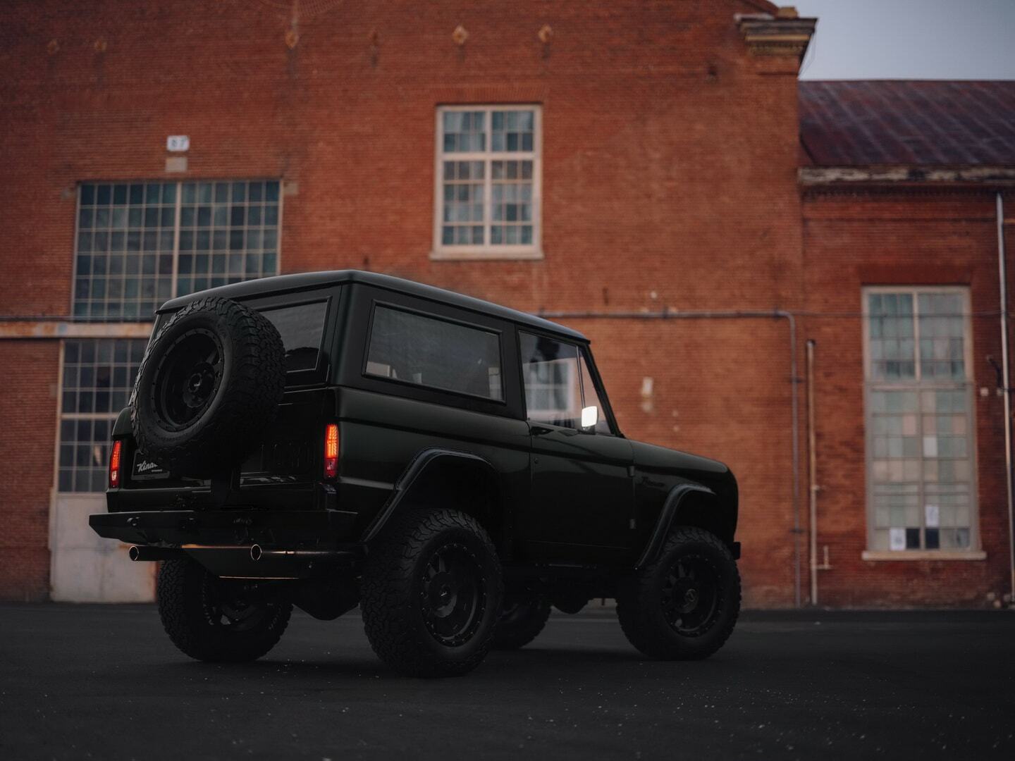 Kindred Motorworks’ Latest Bronco Restomod Is An All-Black Beast ...