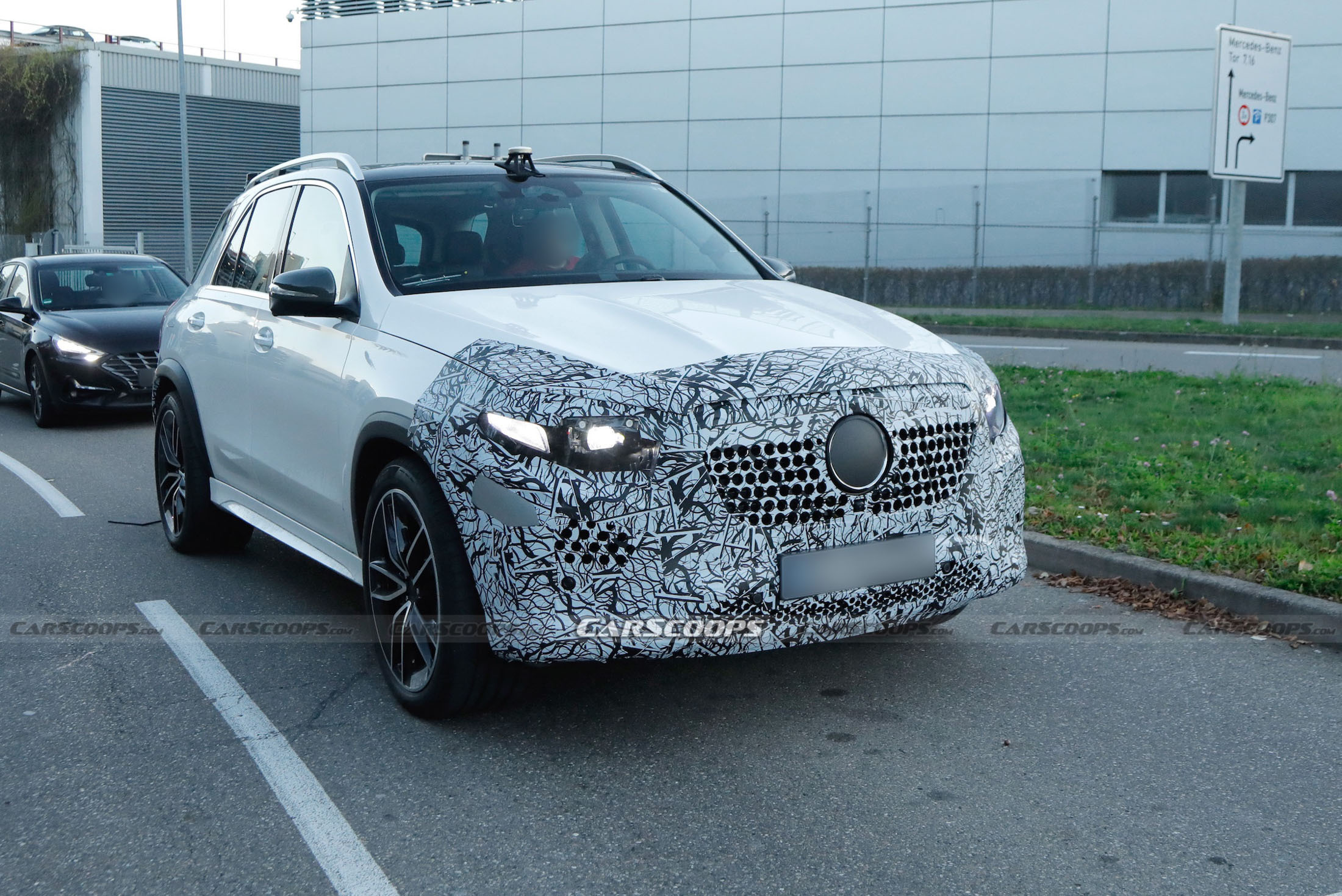 Facelifted Mercedes GLE Gains Star-Shaped Taillights | Carscoops