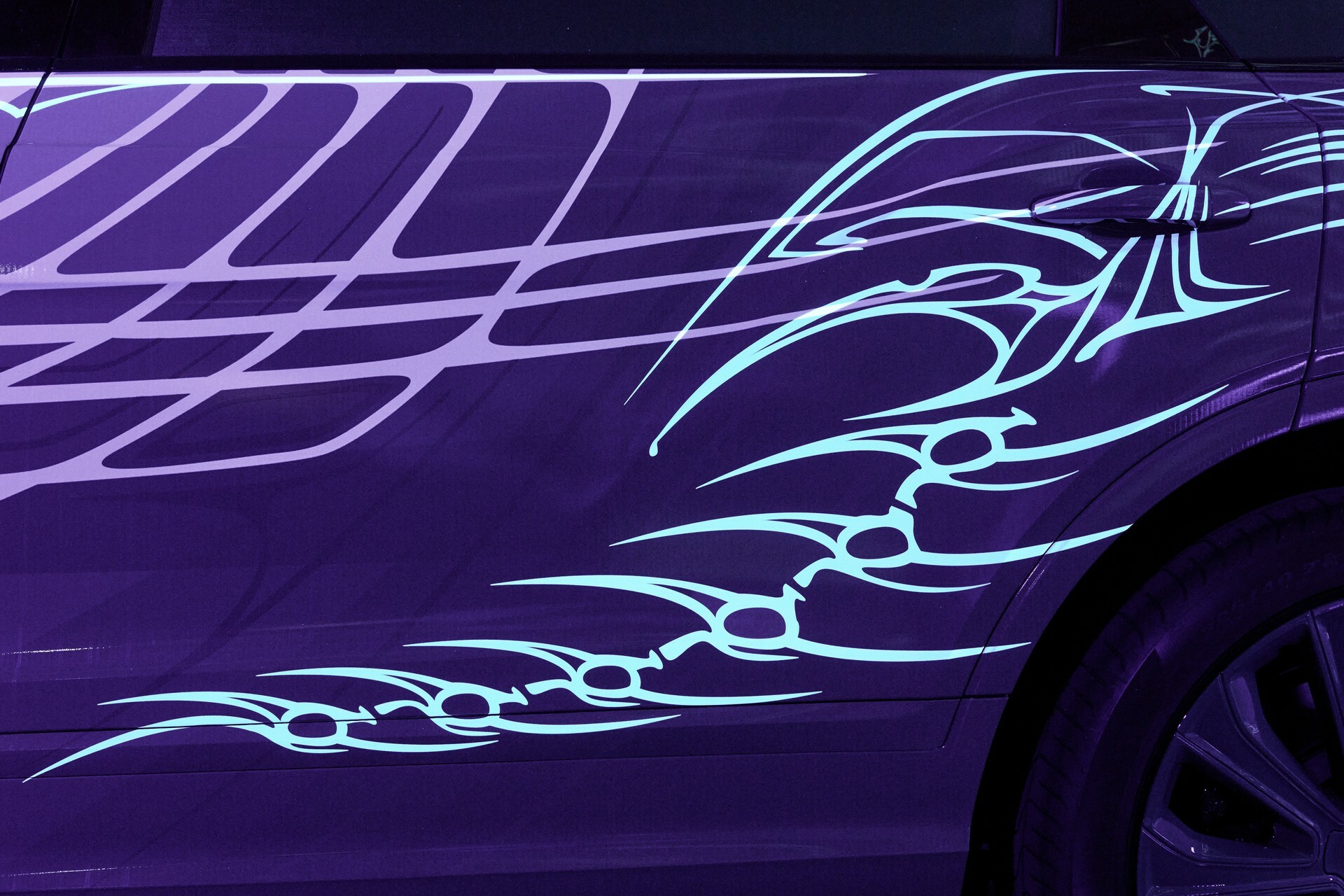 This Bentley Bentayga Has A Wrap That’s Invisible Until You Shine UV ...