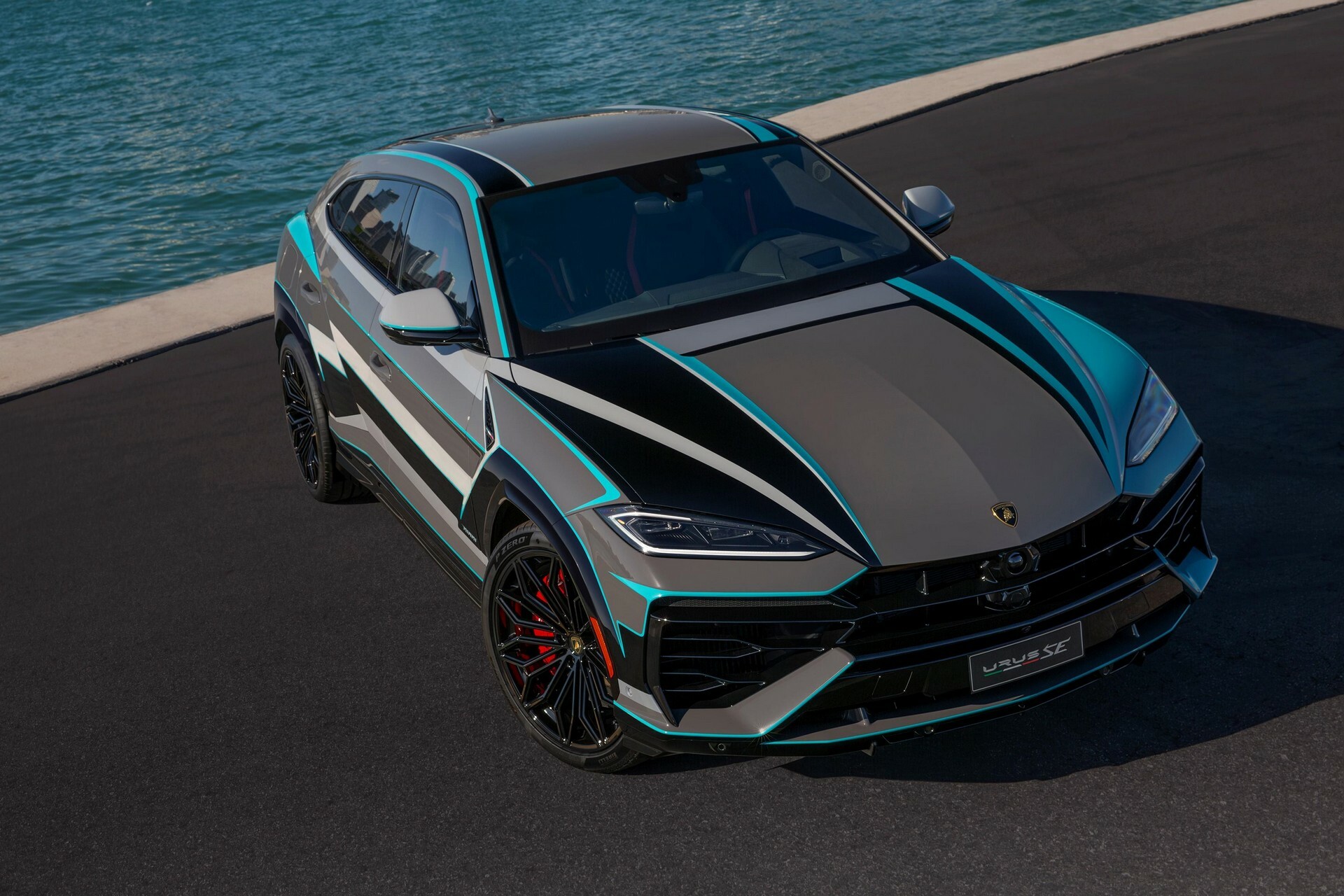 Lamborghini Ad Personam Spent Over 230 Hours Painting This Special Urus ...