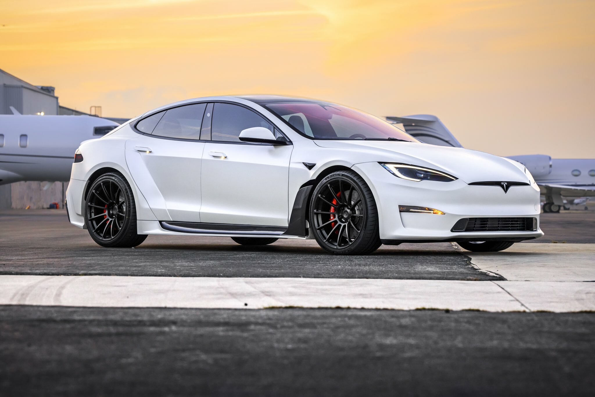 Joe Rogan’s 1,020HP Tesla Model S Plaid Now Looks As Fast As It Drives ...