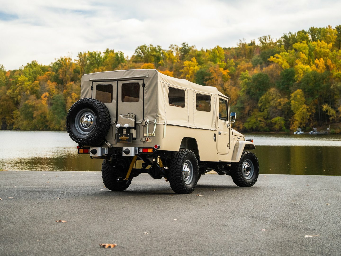 This Toyota FJ45 Land Cruiser Restomod Will Keep Purists Happy | Carscoops