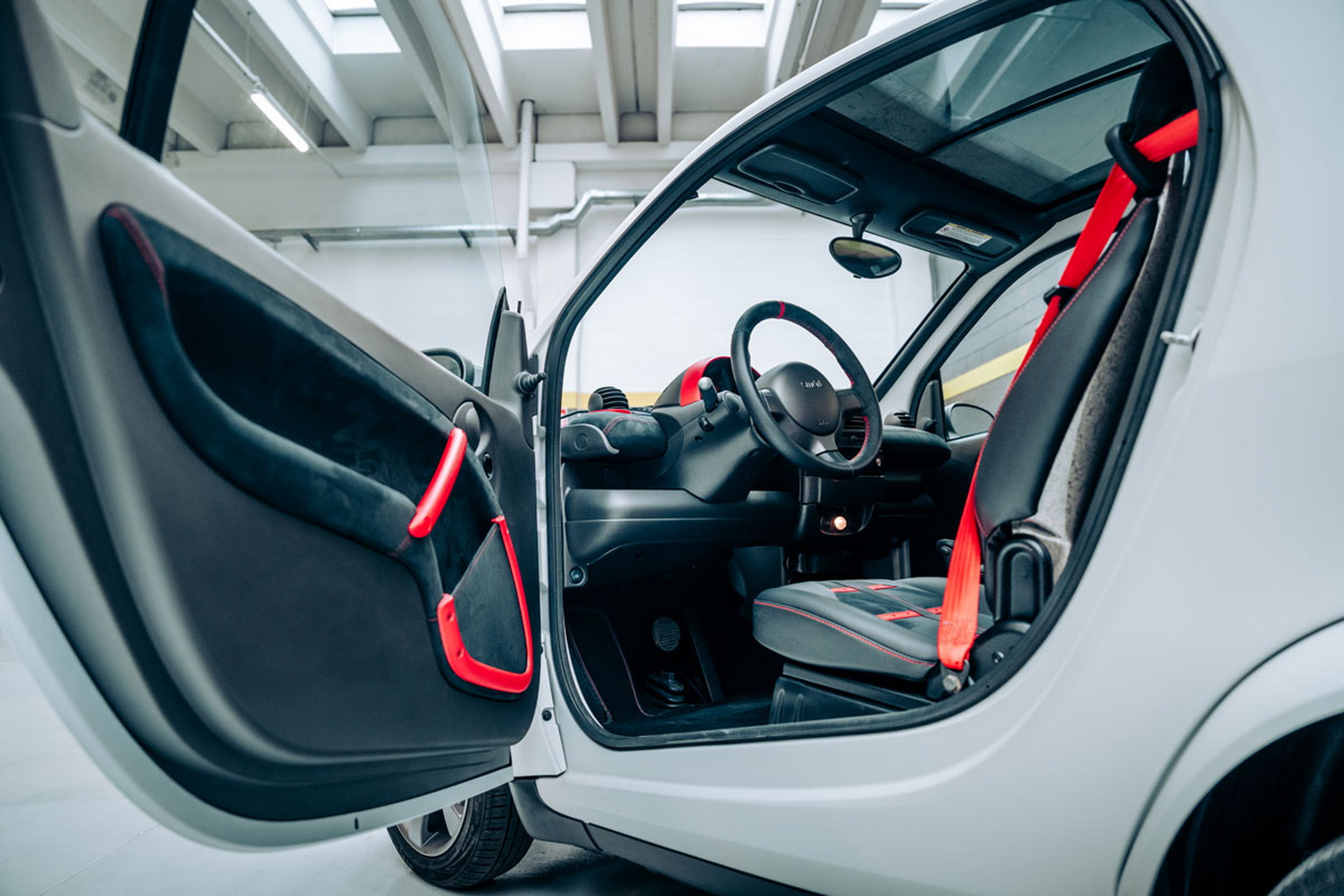Aznom Turns Original Smart ForTwo Into An $25K EV For 14-Year-Olds ...