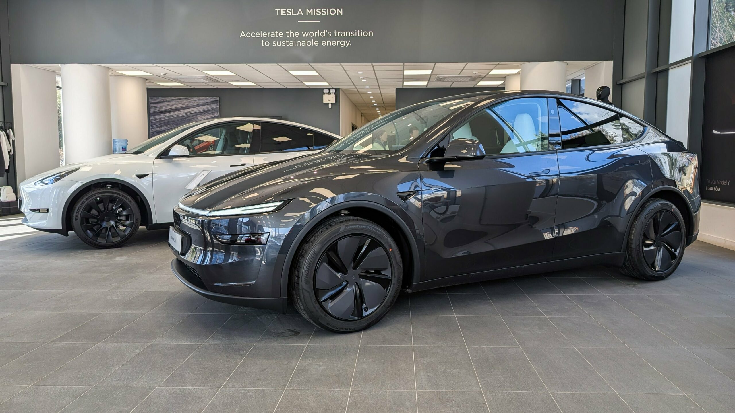 We Compare The 2026 Tesla Model Y Side-By-Side With Its Predecessor ...