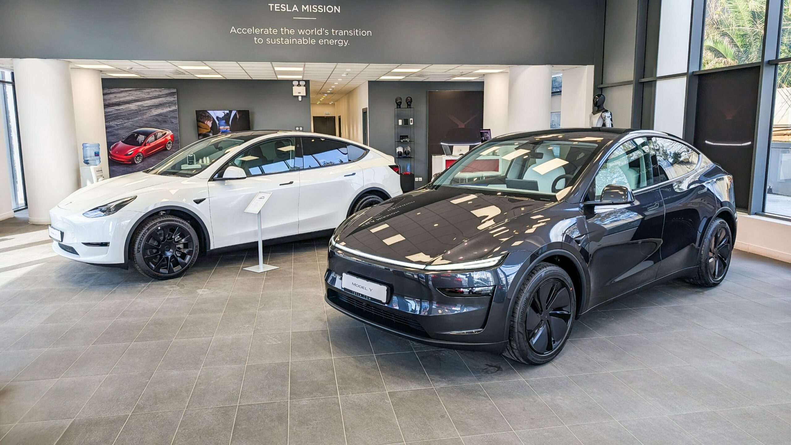 We Compare The 2026 Tesla Model Y Side-By-Side With Its Predecessor ...