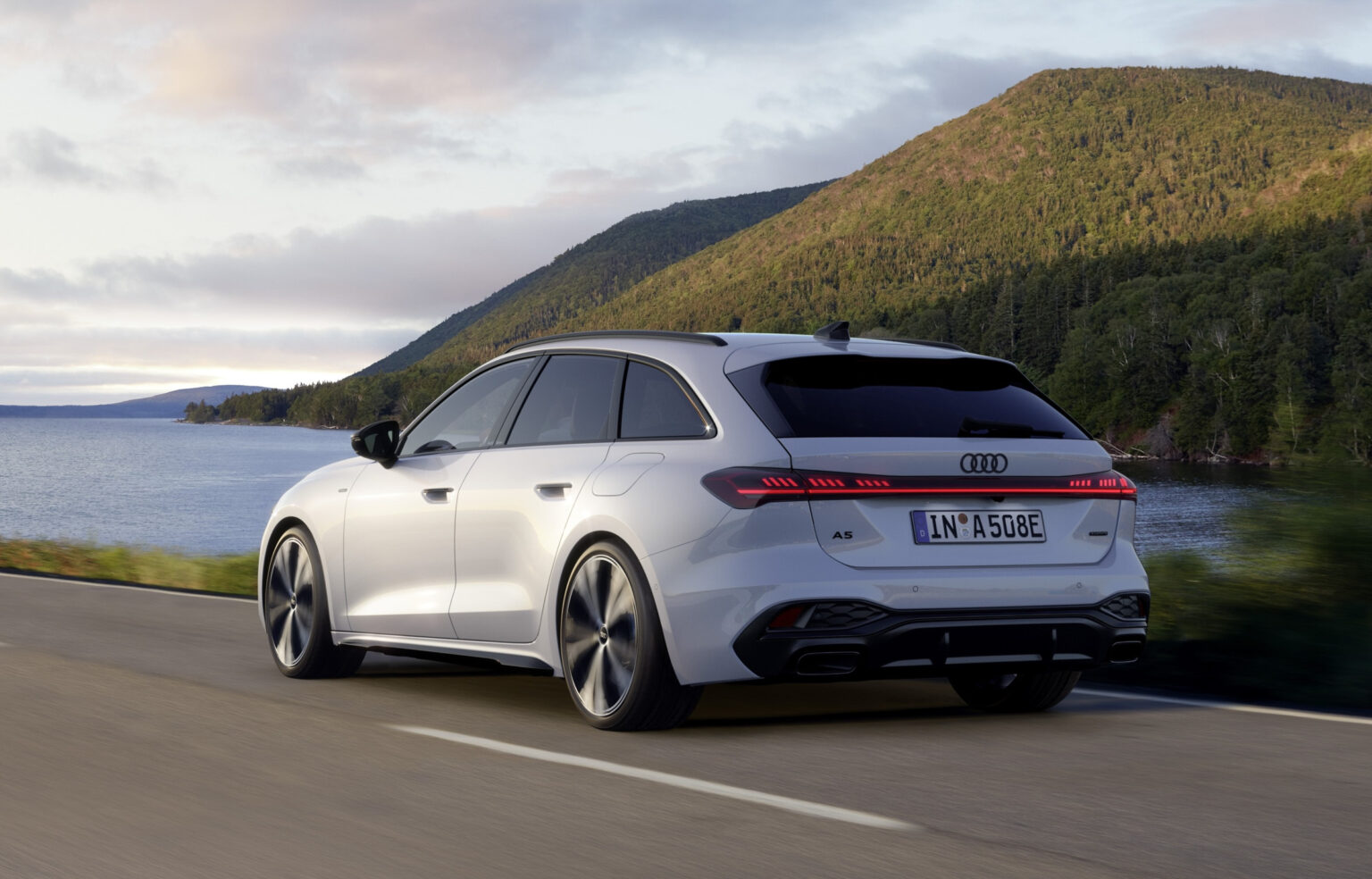 2026 아우디 A5 E-hybrid PHEV 아반트 - 330e 와 C300e 를 발라버림 : 클리앙