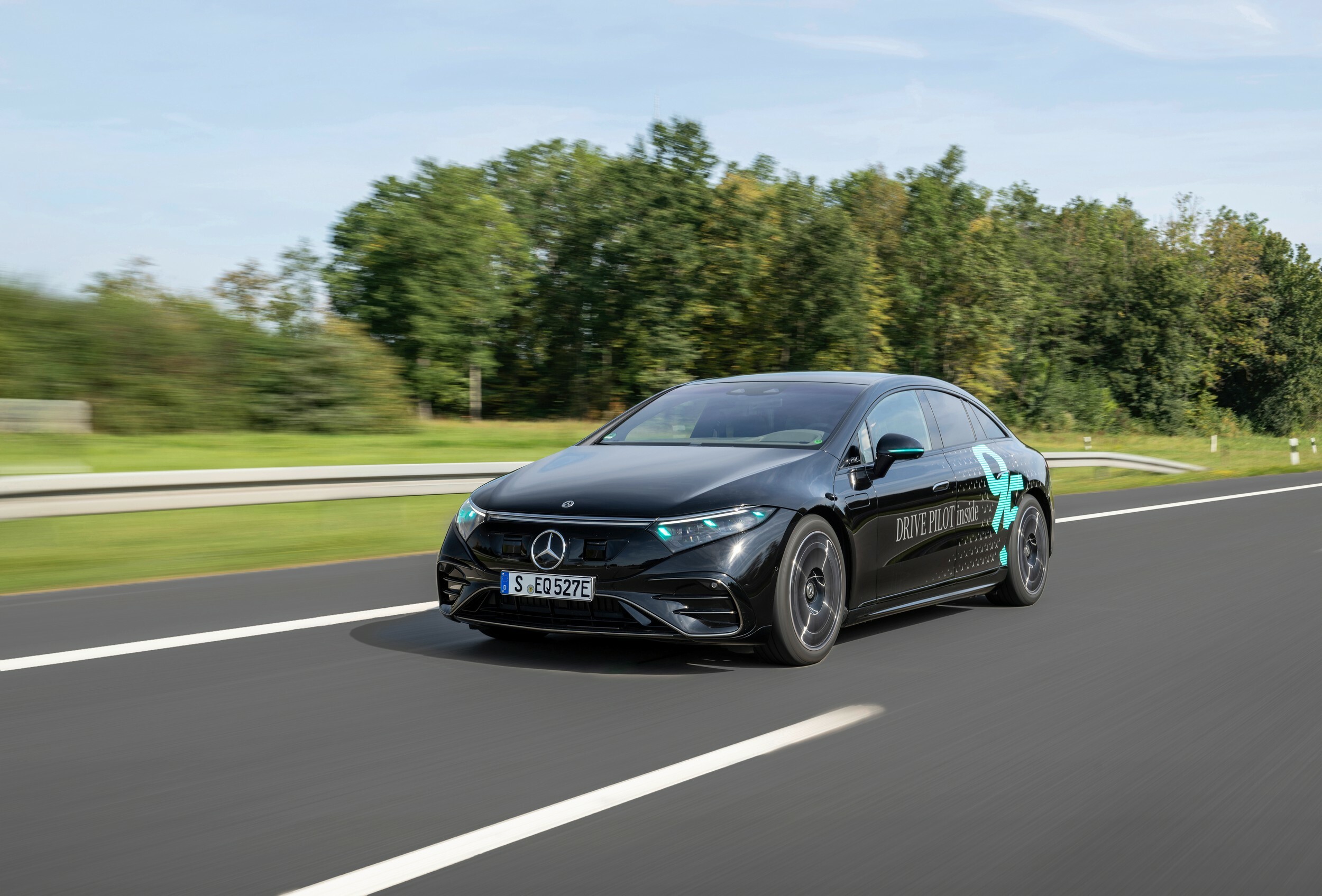 Mercedes Cars Will Use Turquoise Lights When Driving Autonomously ...
