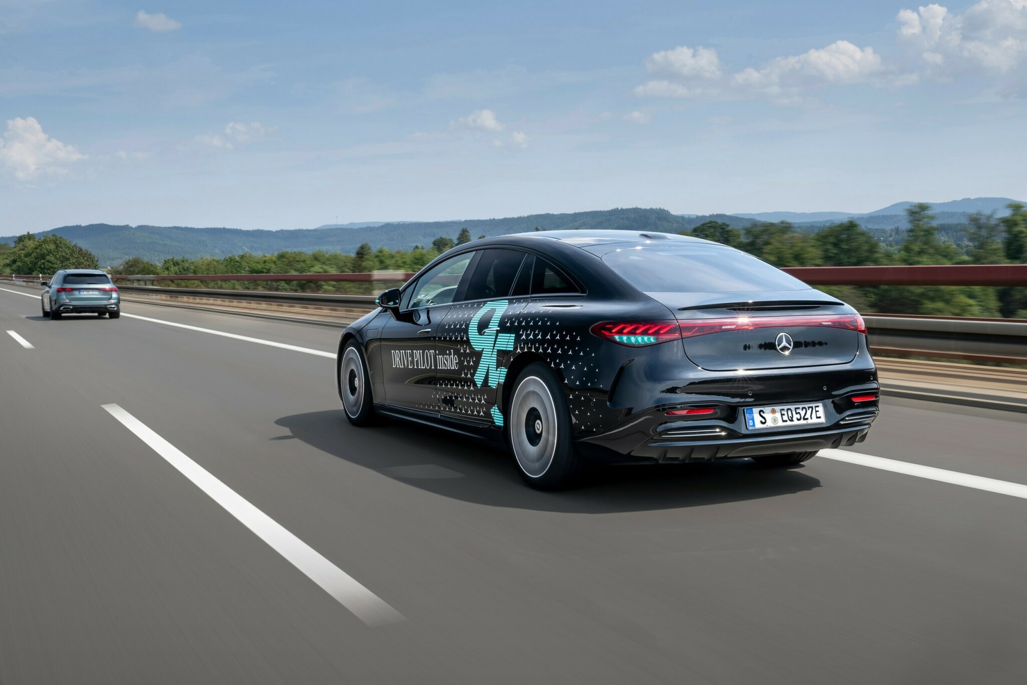 Mercedes Cars Will Use Turquoise Lights When Driving Autonomously ...