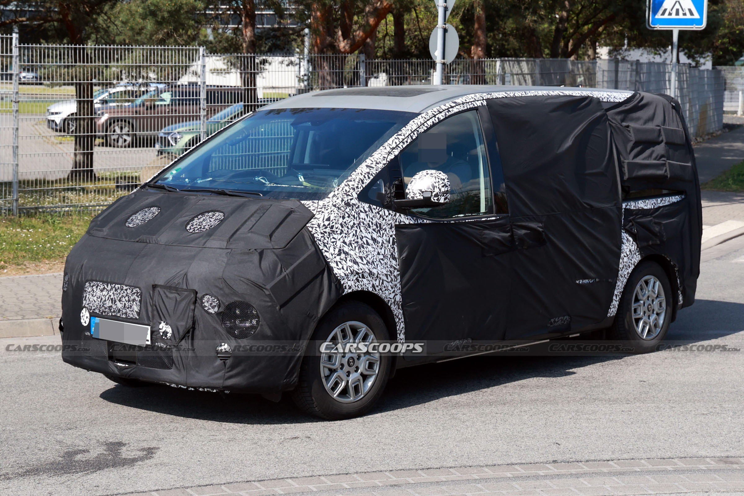 Hyundai’s Staria Is Getting The EV Powertrain Its Futuristic Face ...