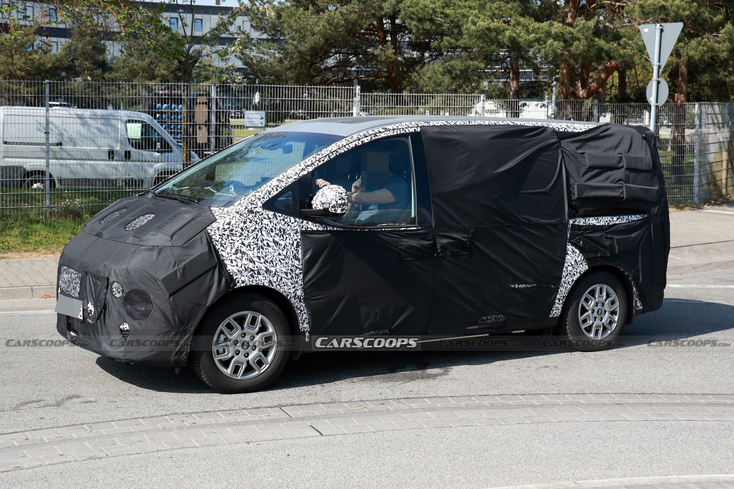 Hyundai’s Staria Is Getting The EV Powertrain Its Futuristic Face ...