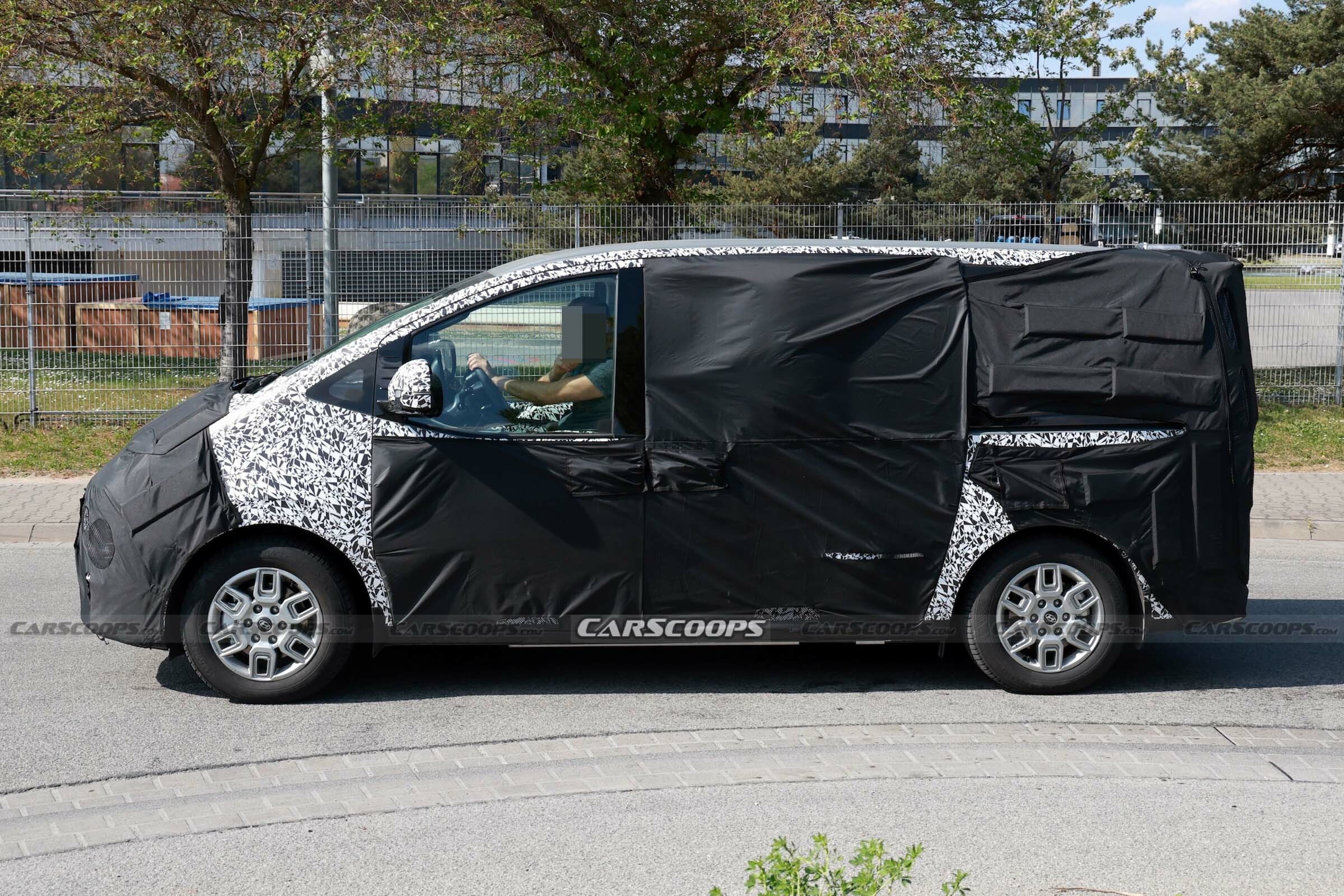 Hyundai’s Staria Is Getting The EV Powertrain Its Futuristic Face ...