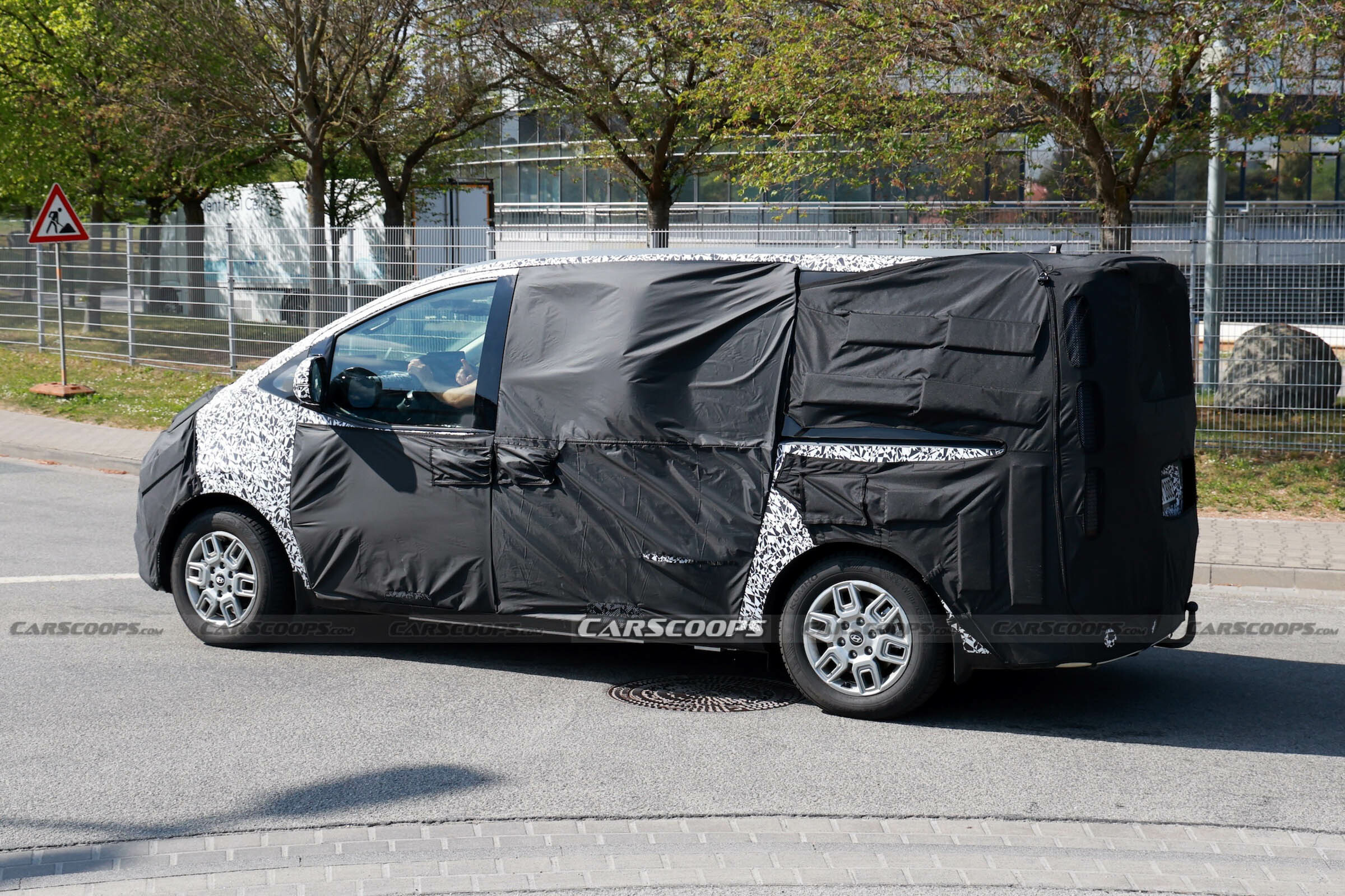 Hyundai’s Staria Is Getting The EV Powertrain Its Futuristic Face ...