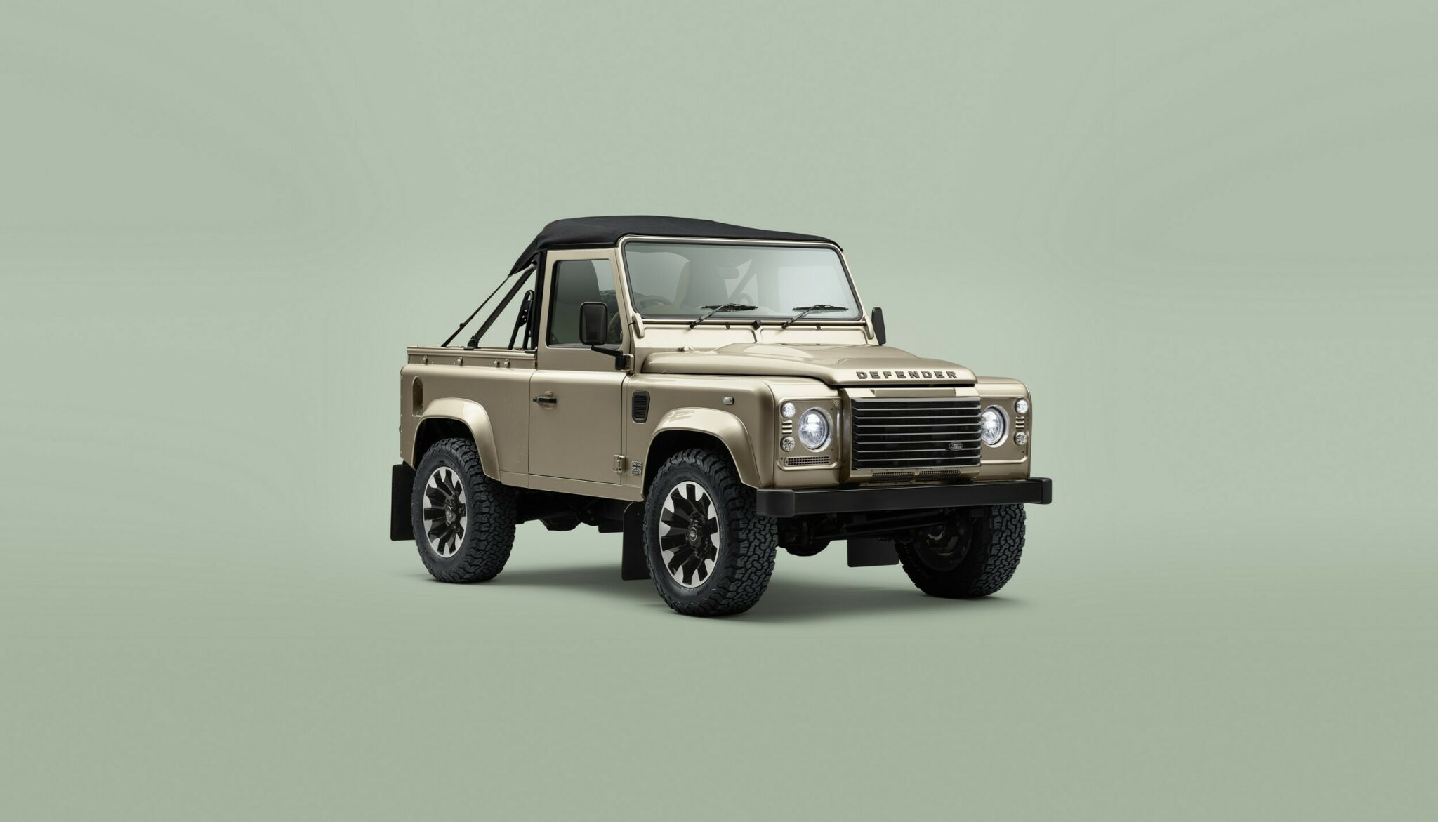 Land Rover’s New-Old Defender V8 Charms, But The Price Will Shock You ...