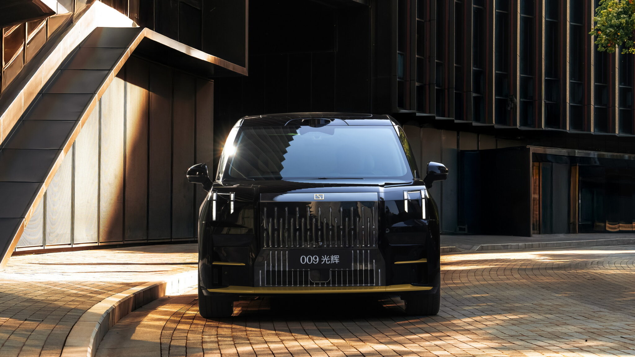 Zeekr’s Gold-Plated 009 Is The Rolls-Royce Of Minivans | Carscoops