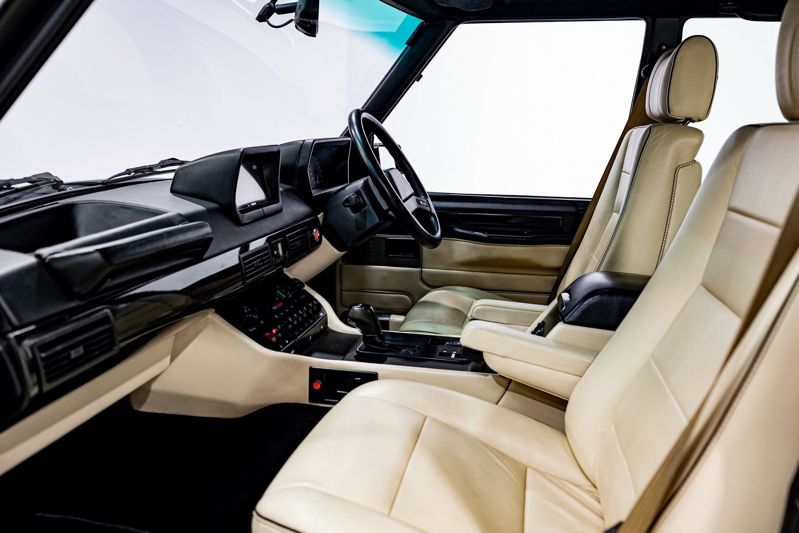 This Range Rover Classic Is Actually A More Modern 4×4 In Disguise ...