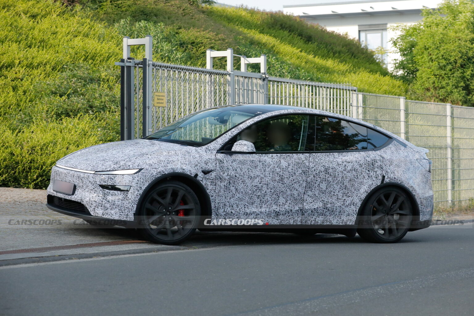 New Tesla Model Y Performance Breaks Cover, Plaid Wheels And All ...