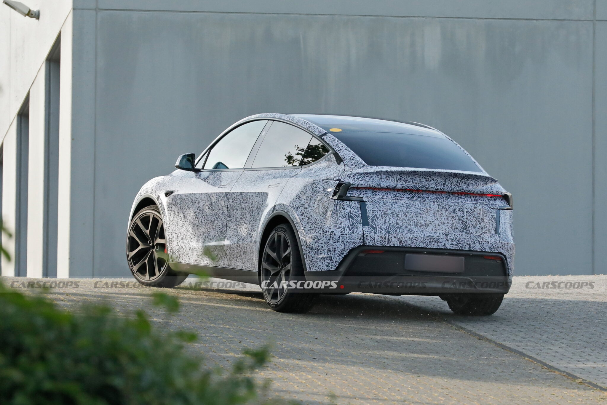 New Tesla Model Y Performance Breaks Cover, Plaid Wheels And All ...