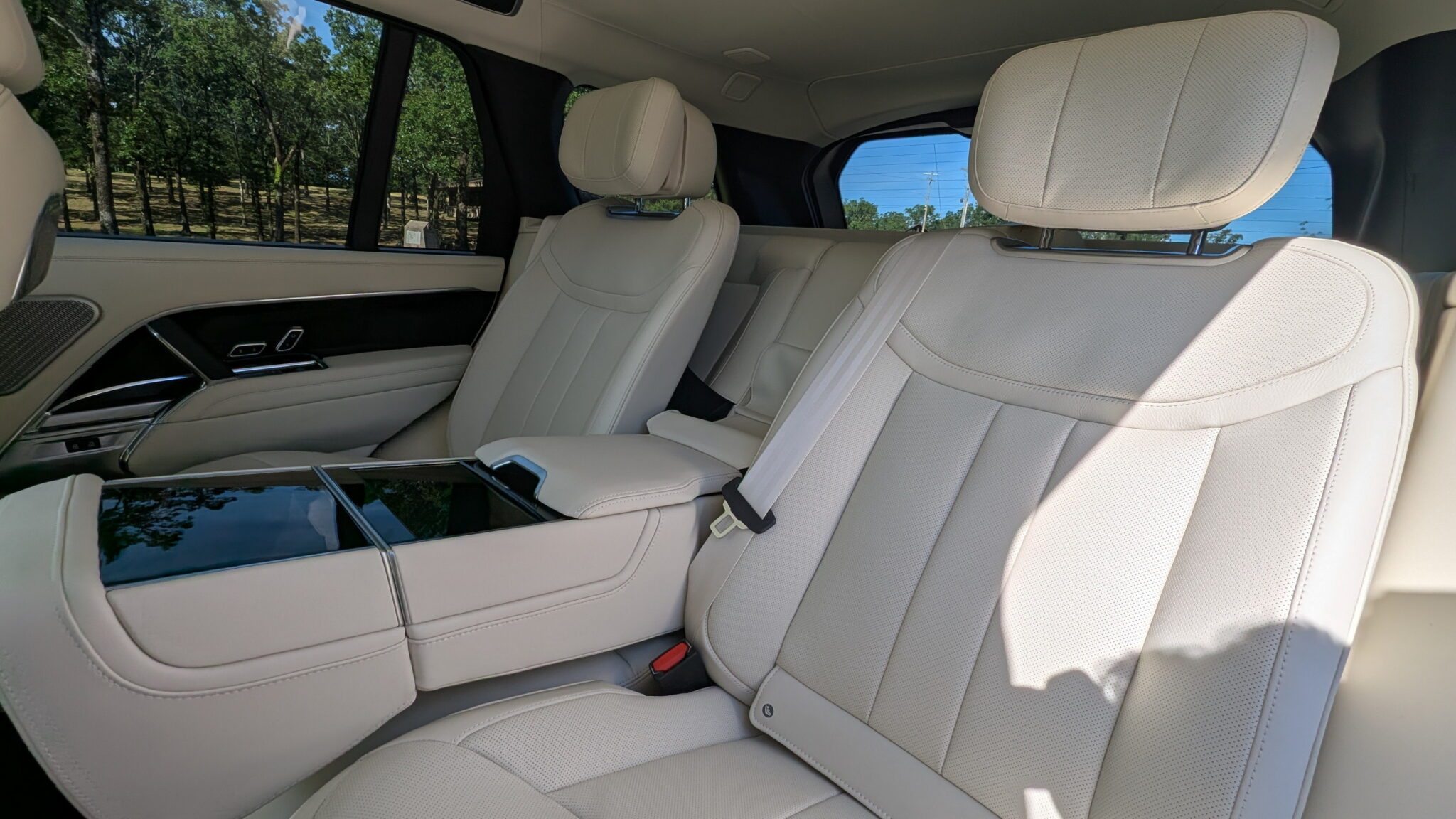 Range Rover Autobiography Feels Like A Stealth Rolls Until You Sit In ...