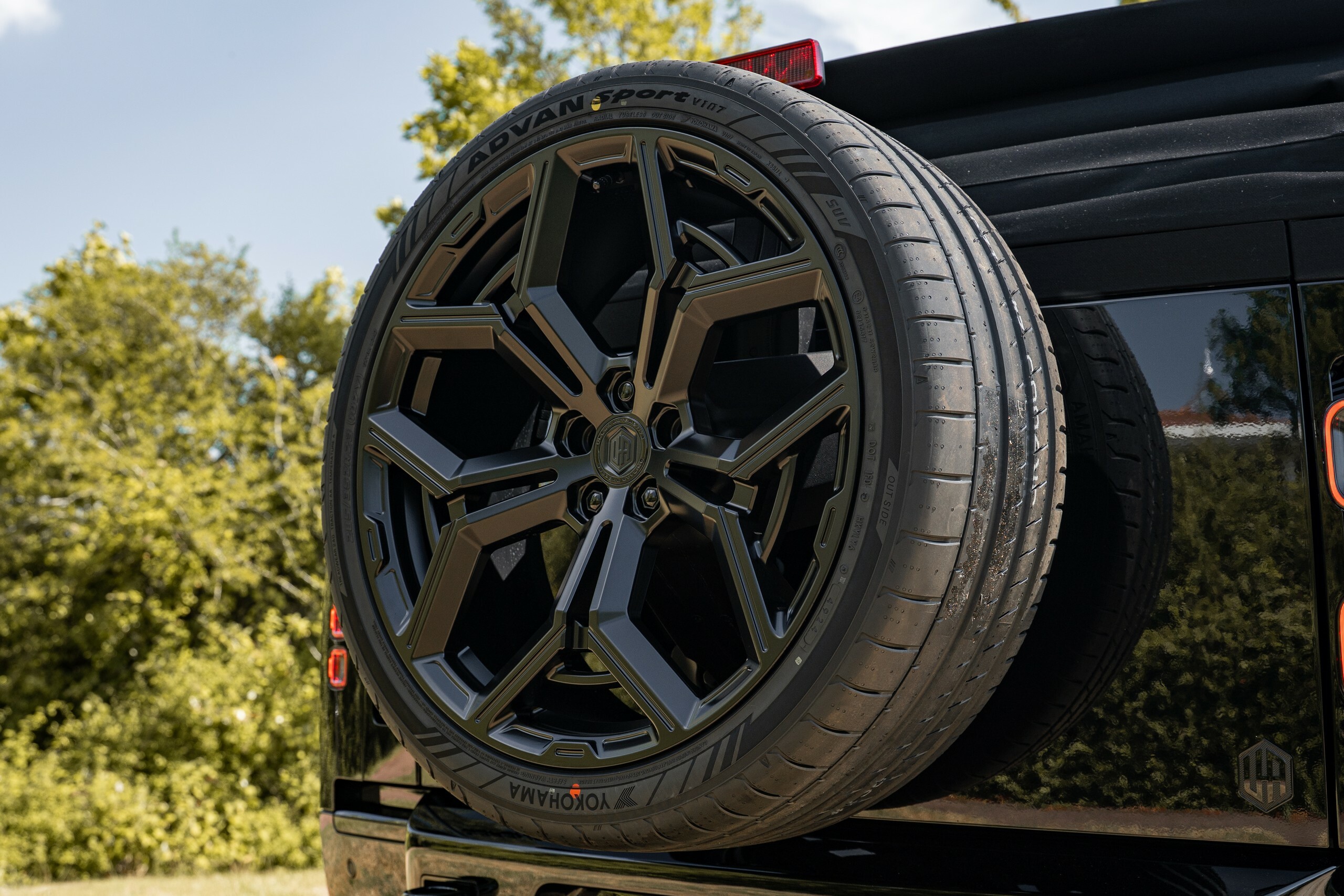 This Custom Defender Drops Its Top And Lets The Leather Do All The ...