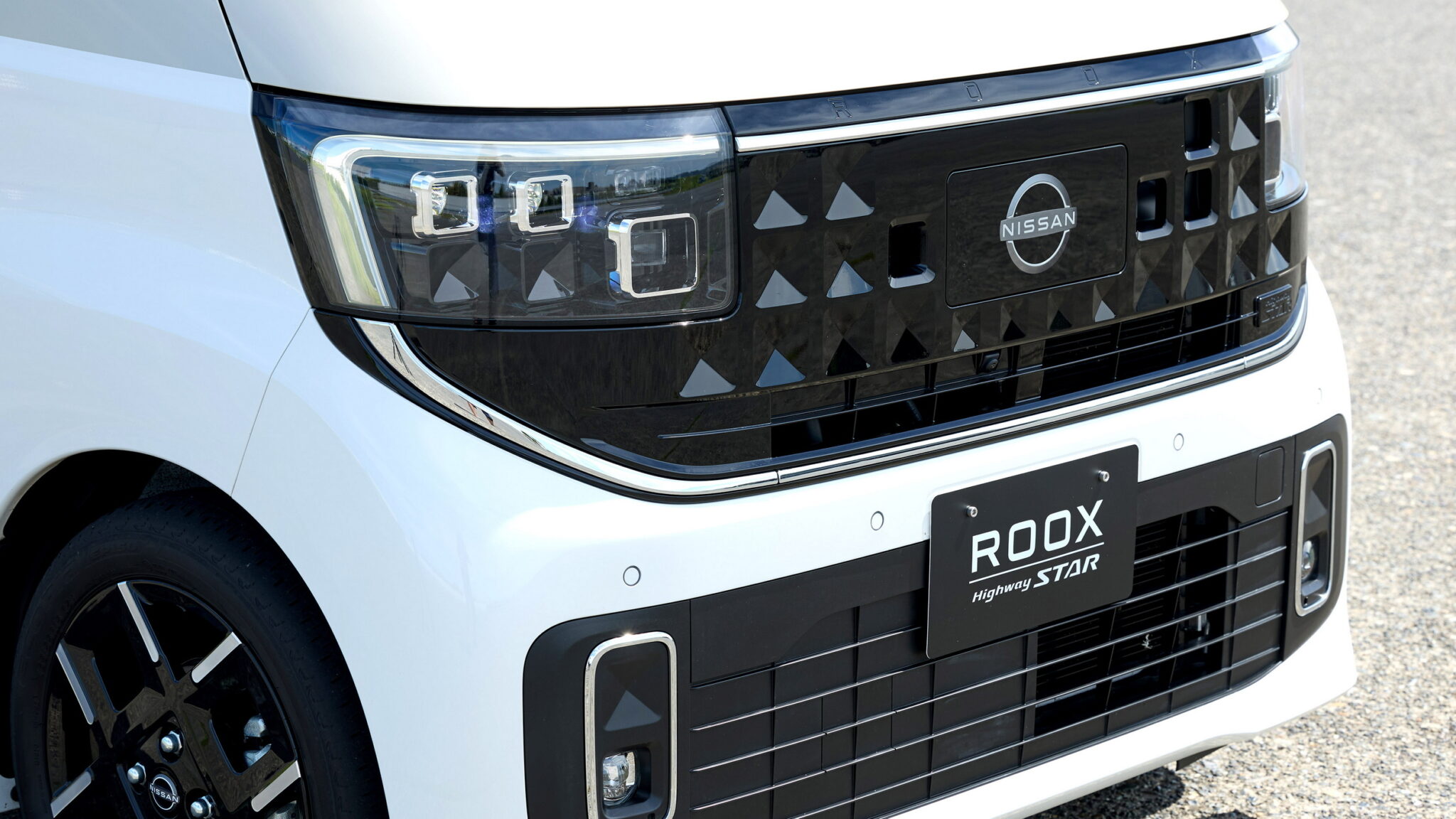 Nissan’s Tiny Kei Car Hides A Big Surprise Inside Its Boxy Little Body ...