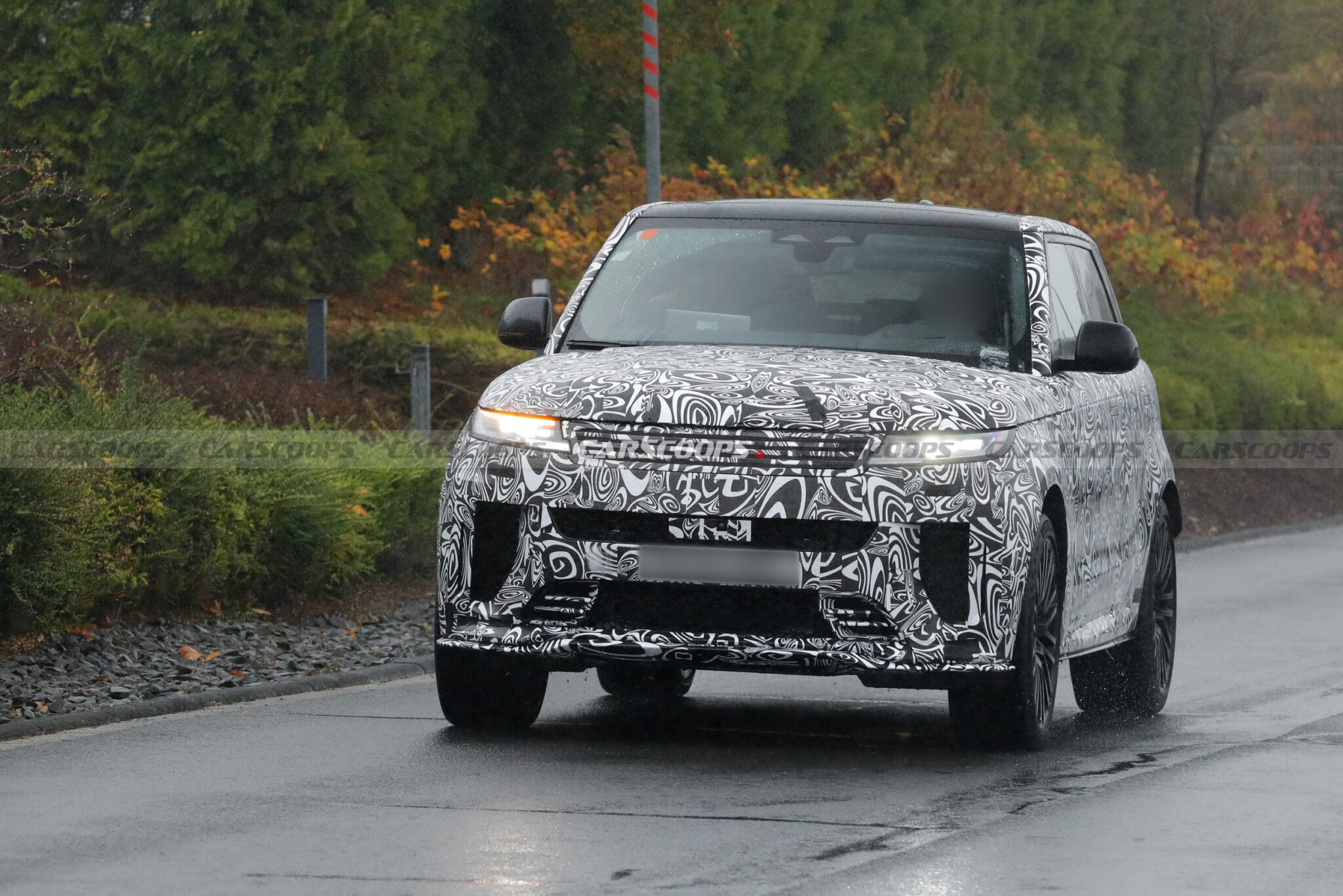 Range Rover’s Sportiest Crossover Is Getting An Aggressive Update ...