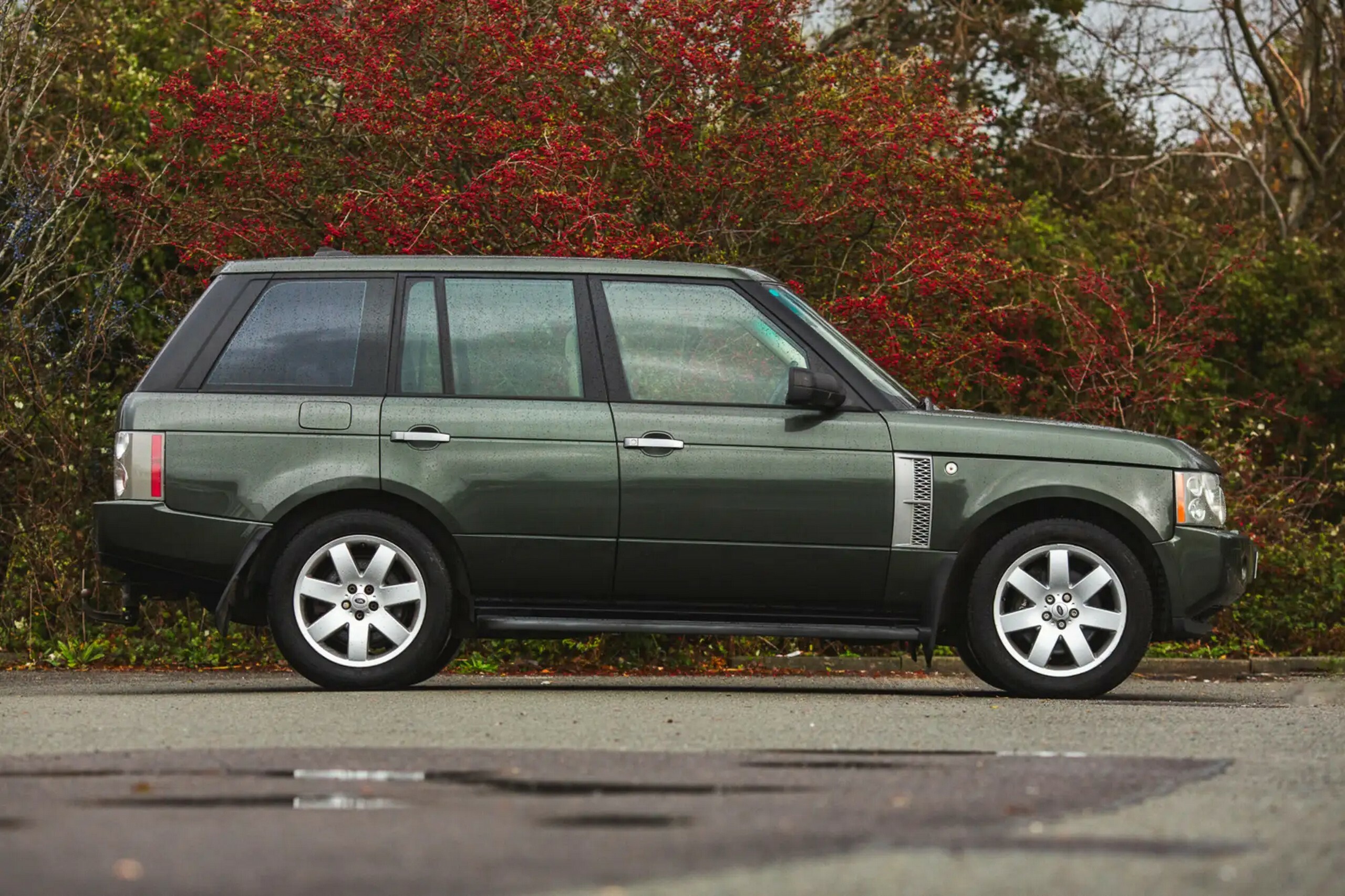 Somewhere Jeremy Clarkson Is Laughing At The Queen’s Old SUV | Carscoops