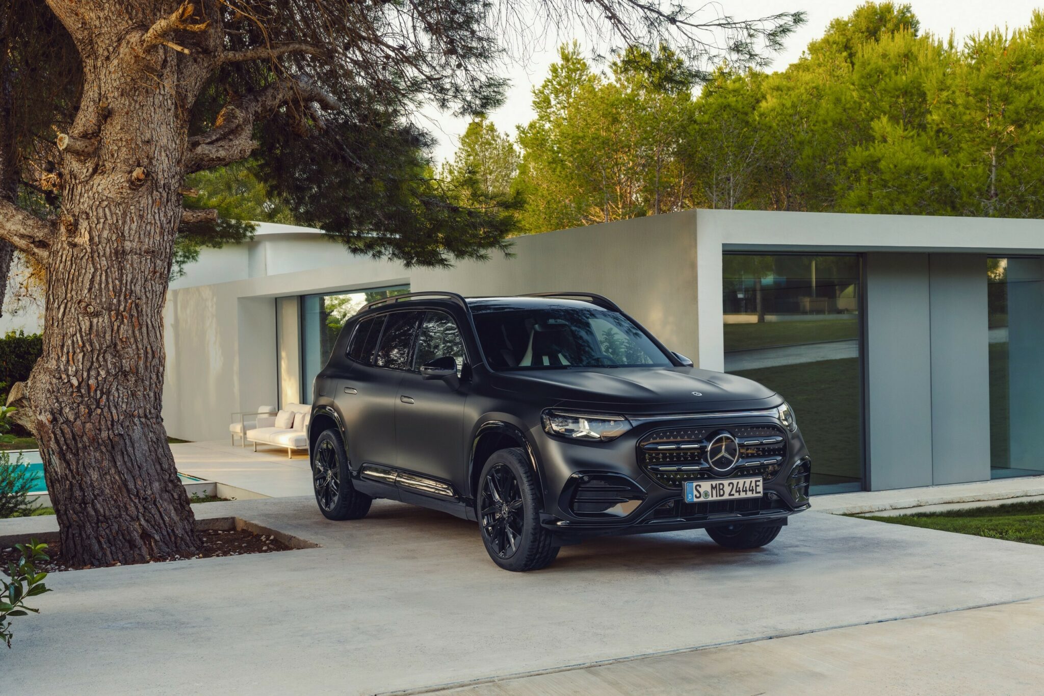 New Mercedes GLB Ditches Gas For Now, Adds AI And A Very Strange Rear ...