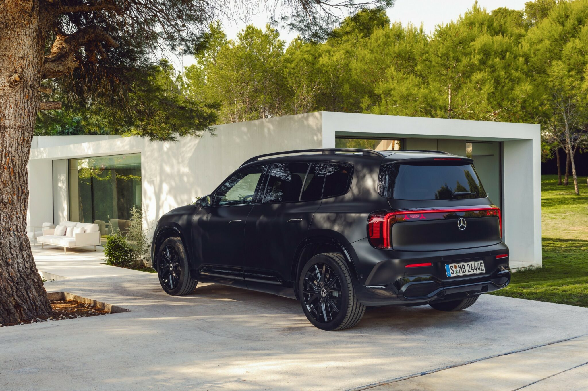 New Mercedes GLB Ditches Gas For Now, Adds AI And A Very Strange Rear ...