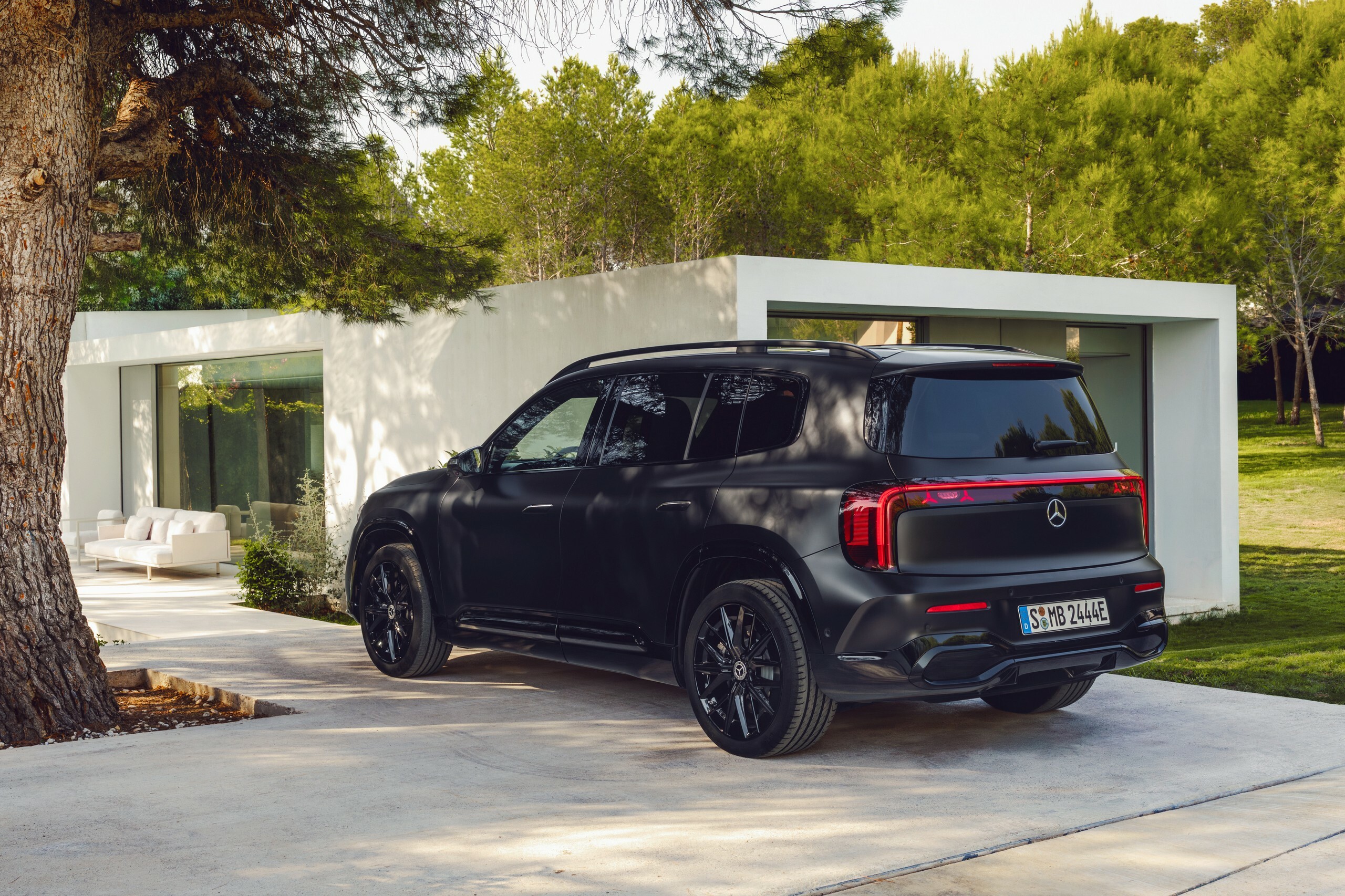 New Mercedes GLB Ditches Gas For Now, Adds AI And A Very Strange Rear ...