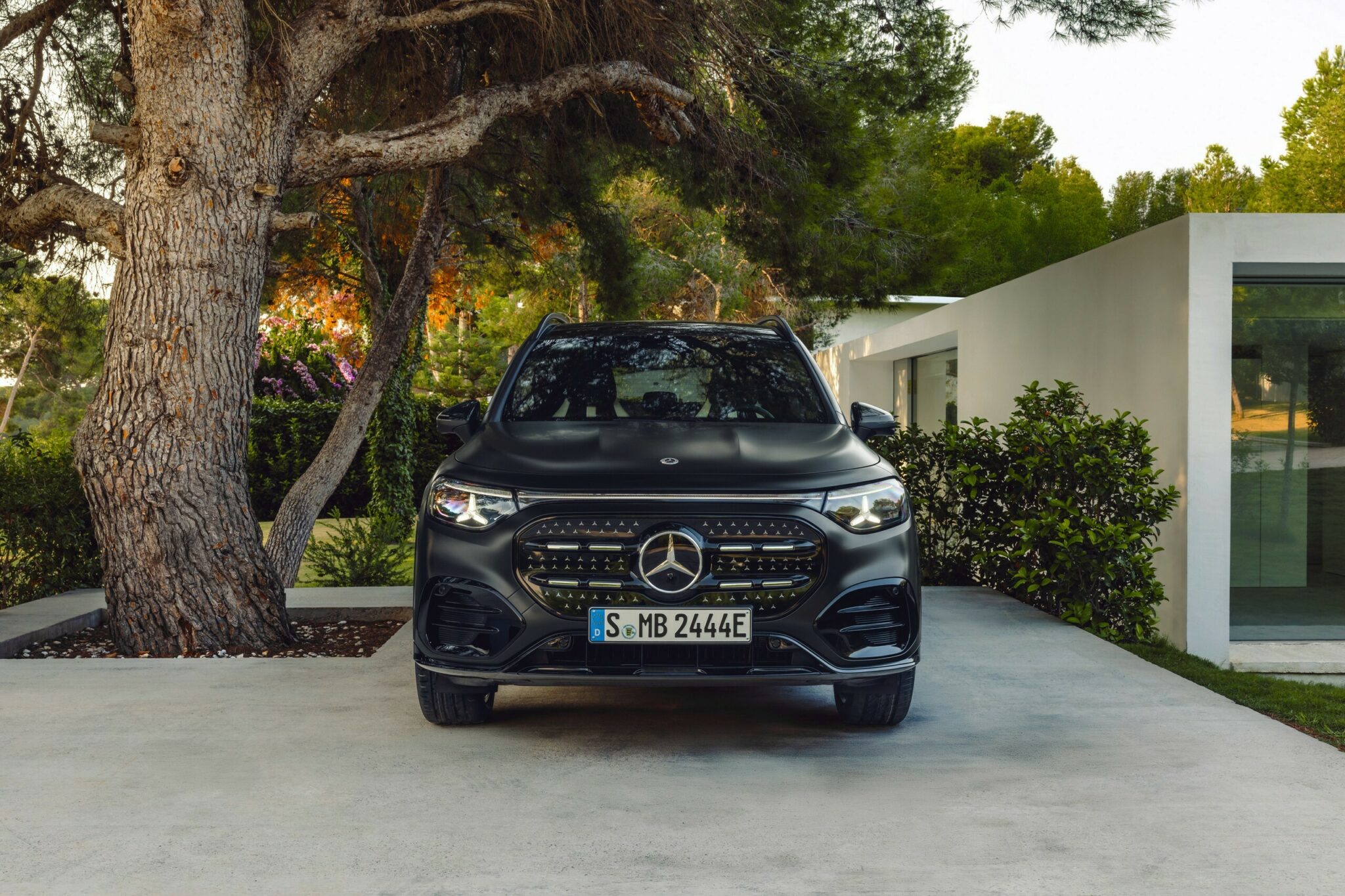 New Mercedes GLB Ditches Gas For Now, Adds AI And A Very Strange Rear ...